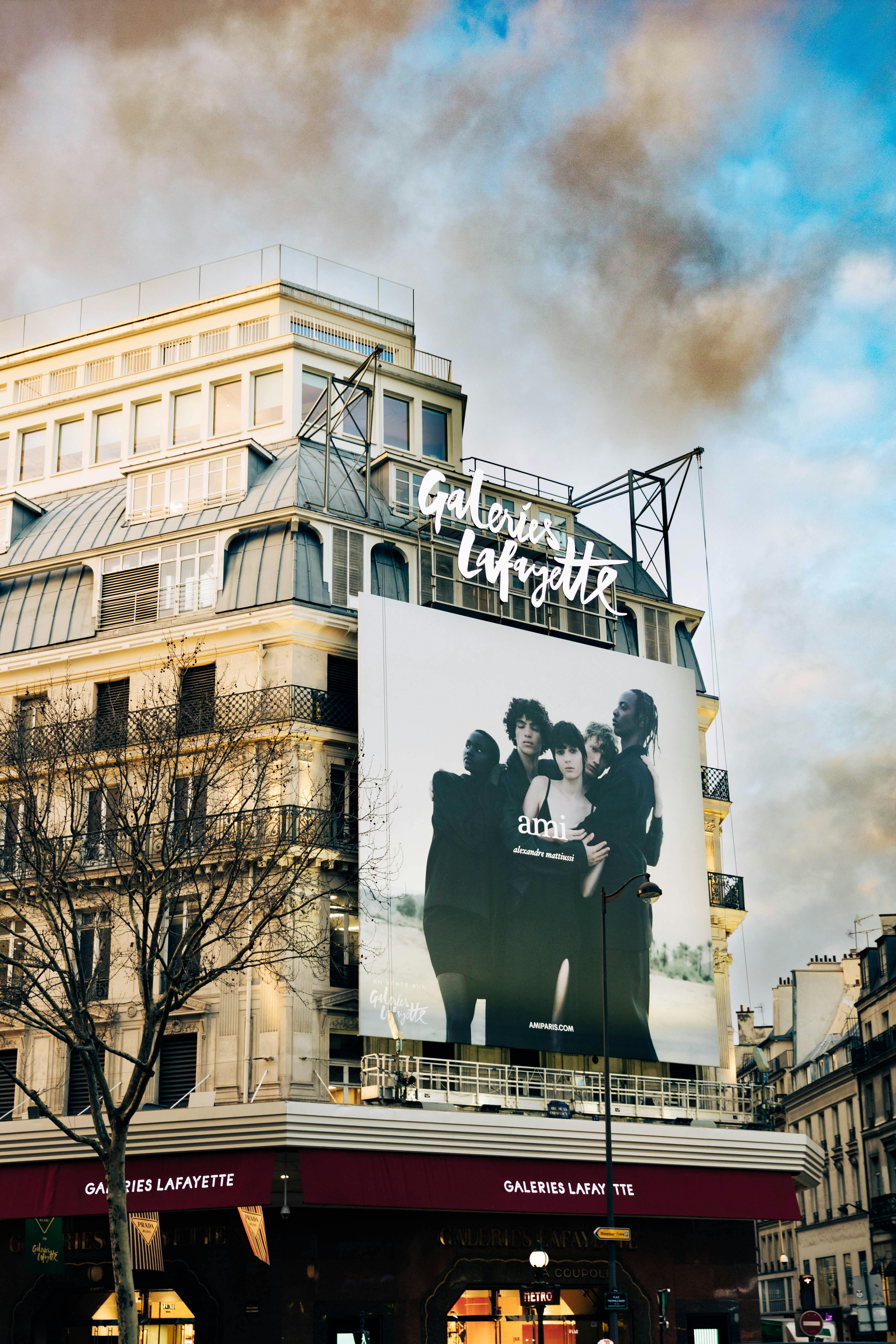 Advertisement on Building in Paris · Free Stock Photo