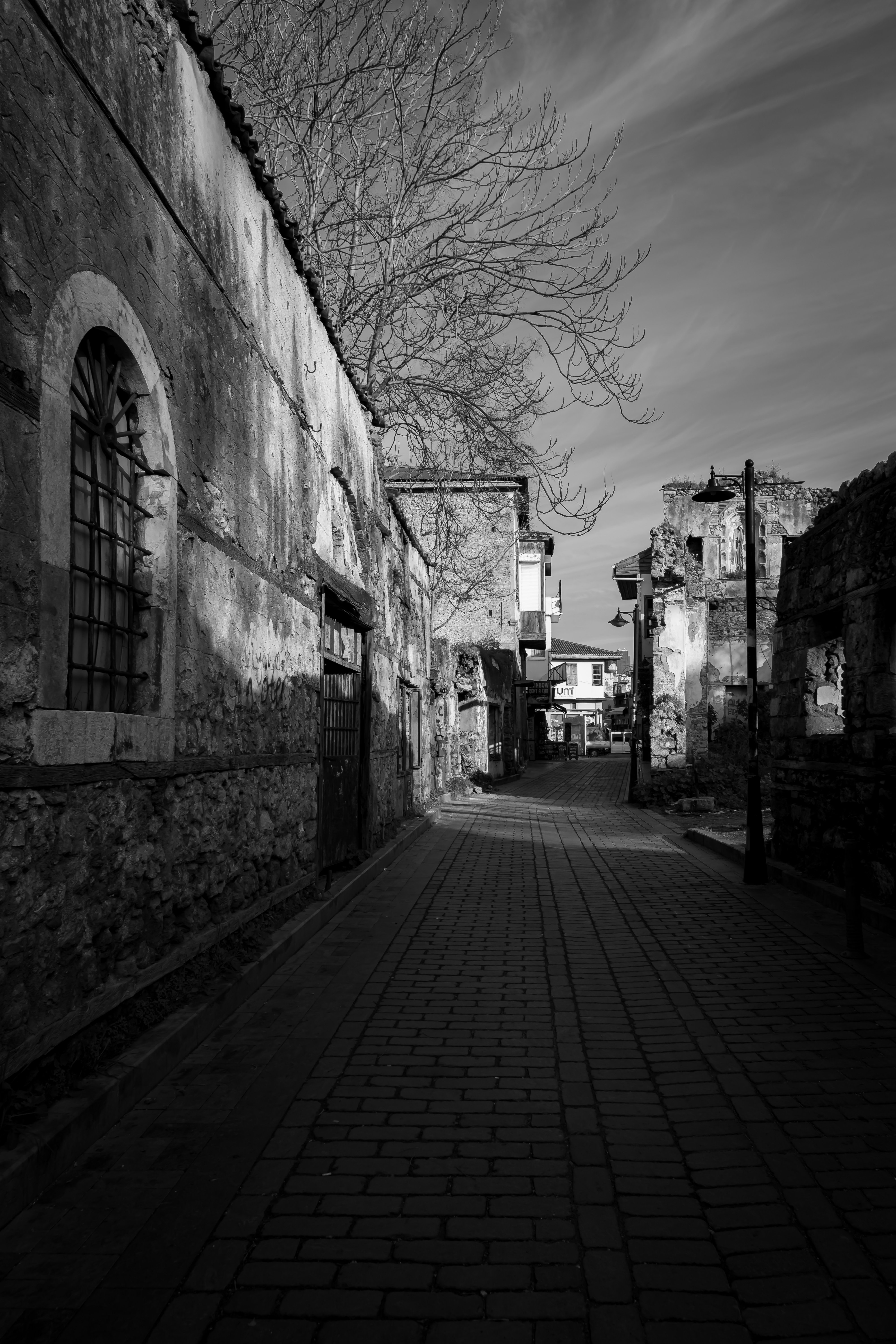 Grayscale Photo of an Alley · Free Stock Photo