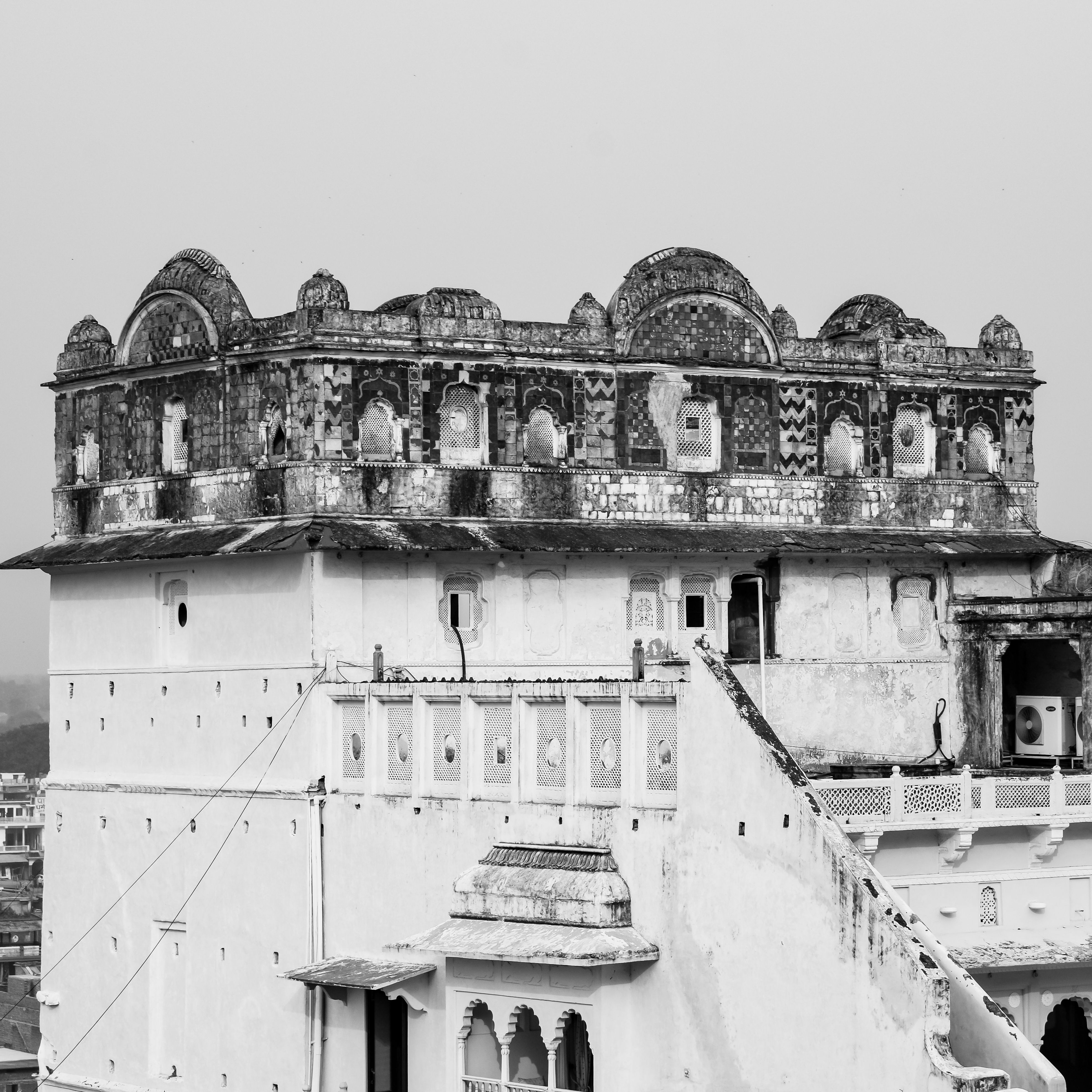Monument in Black and White · Free Stock Photo