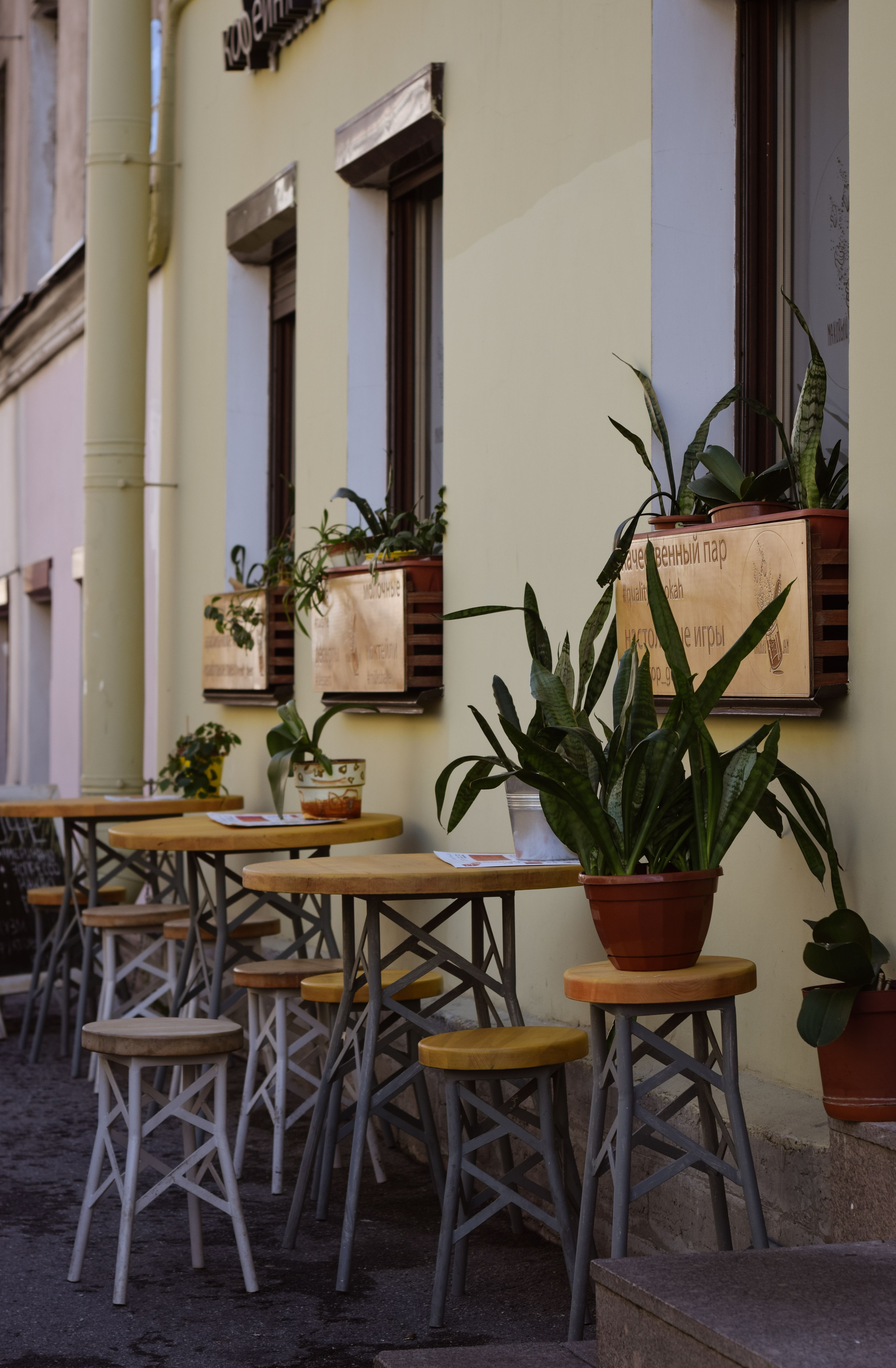 Customers Eating in Front of the Restaurant · Free Stock Photo