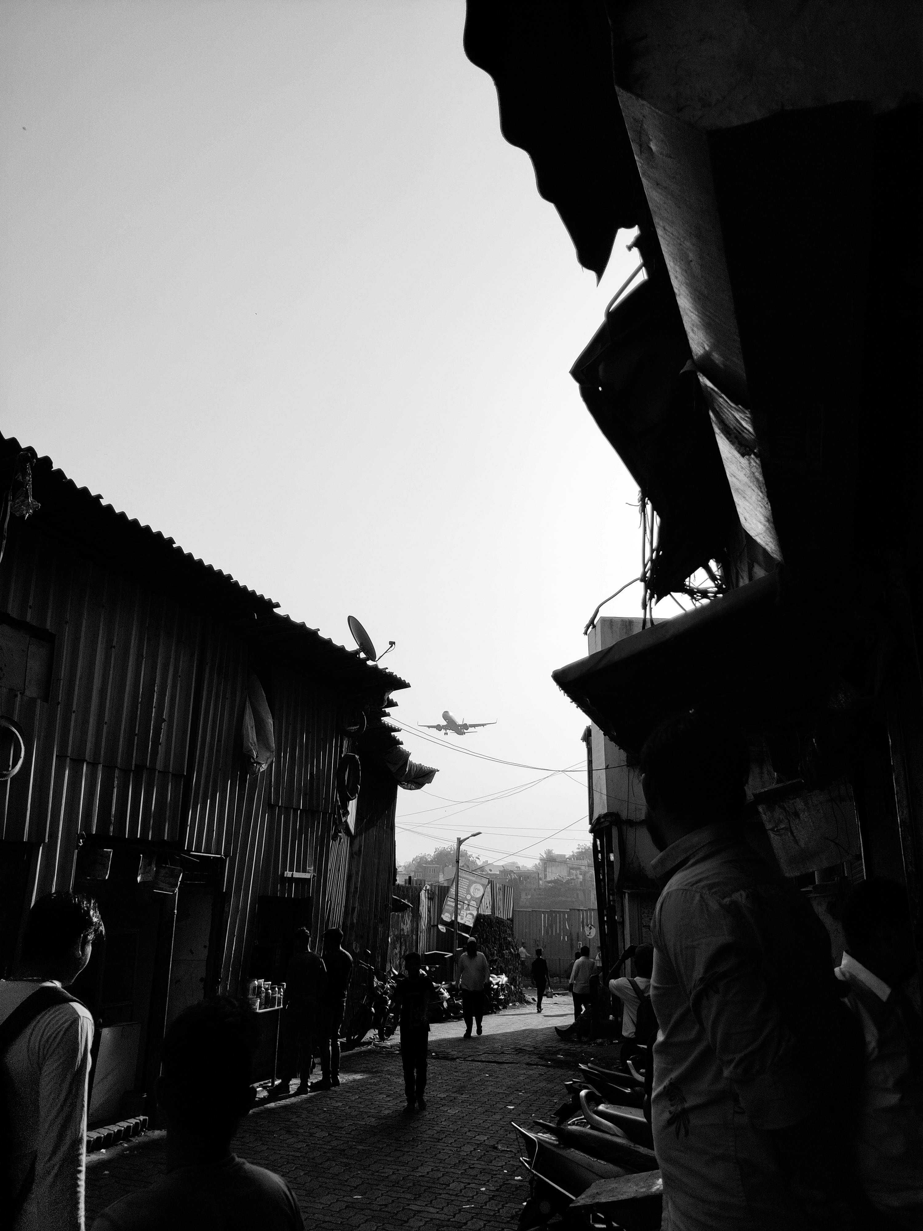 People in an Alley · Free Stock Photo