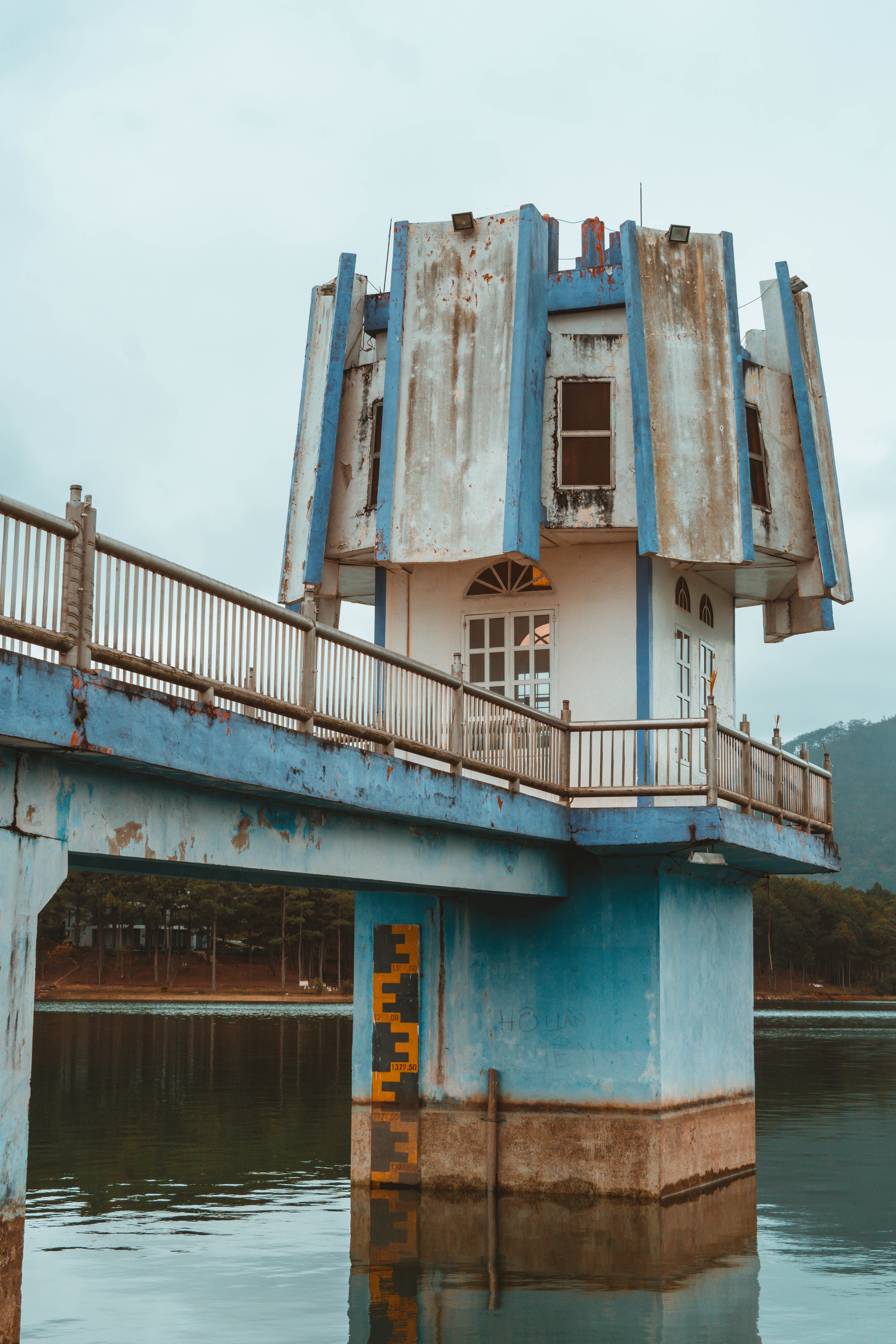 Old Building in Water · Free Stock Photo
