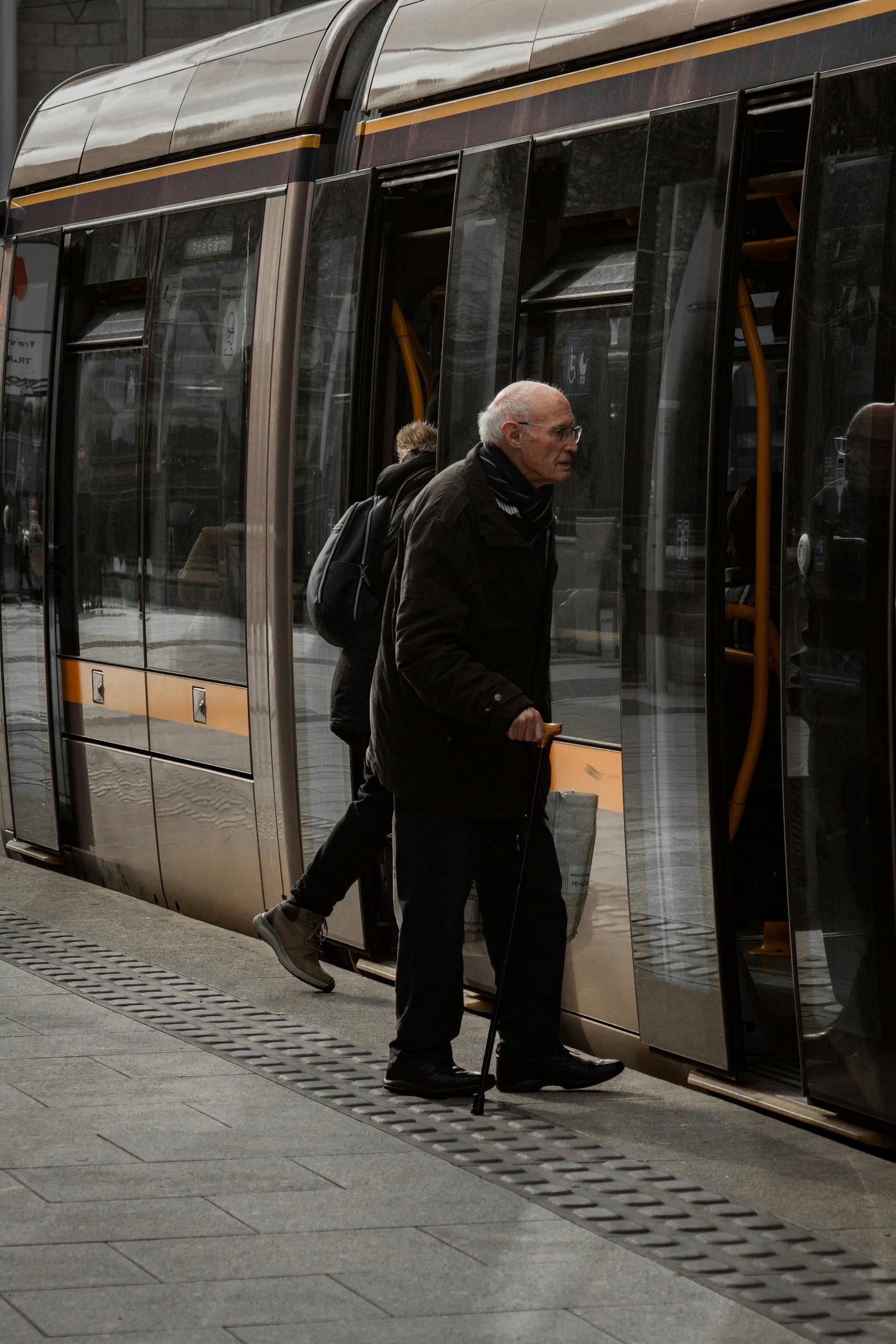 Man Getting on the Train · Free Stock Photo