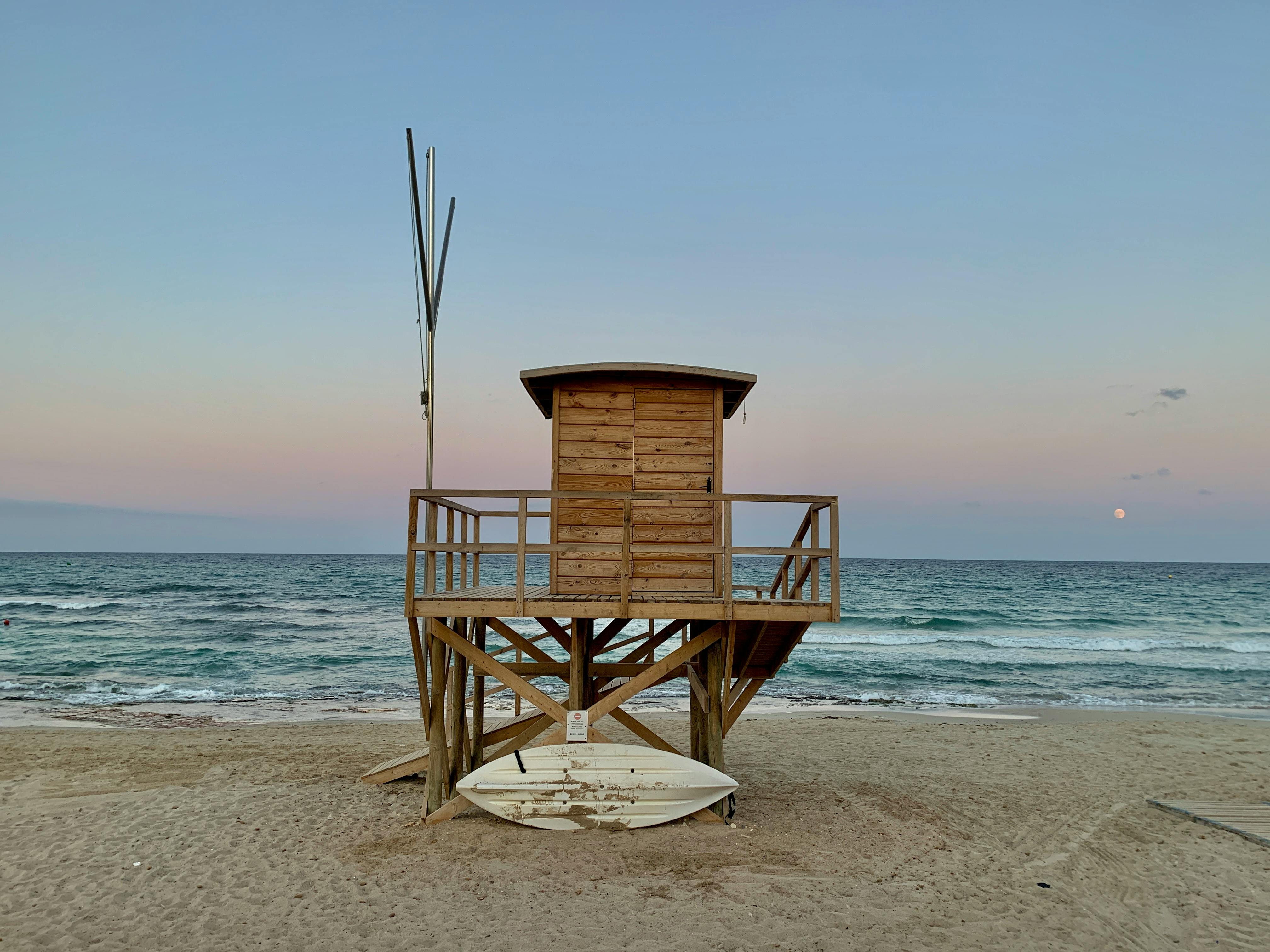 A Lifeguard Post at the Beach · Free Stock Photo