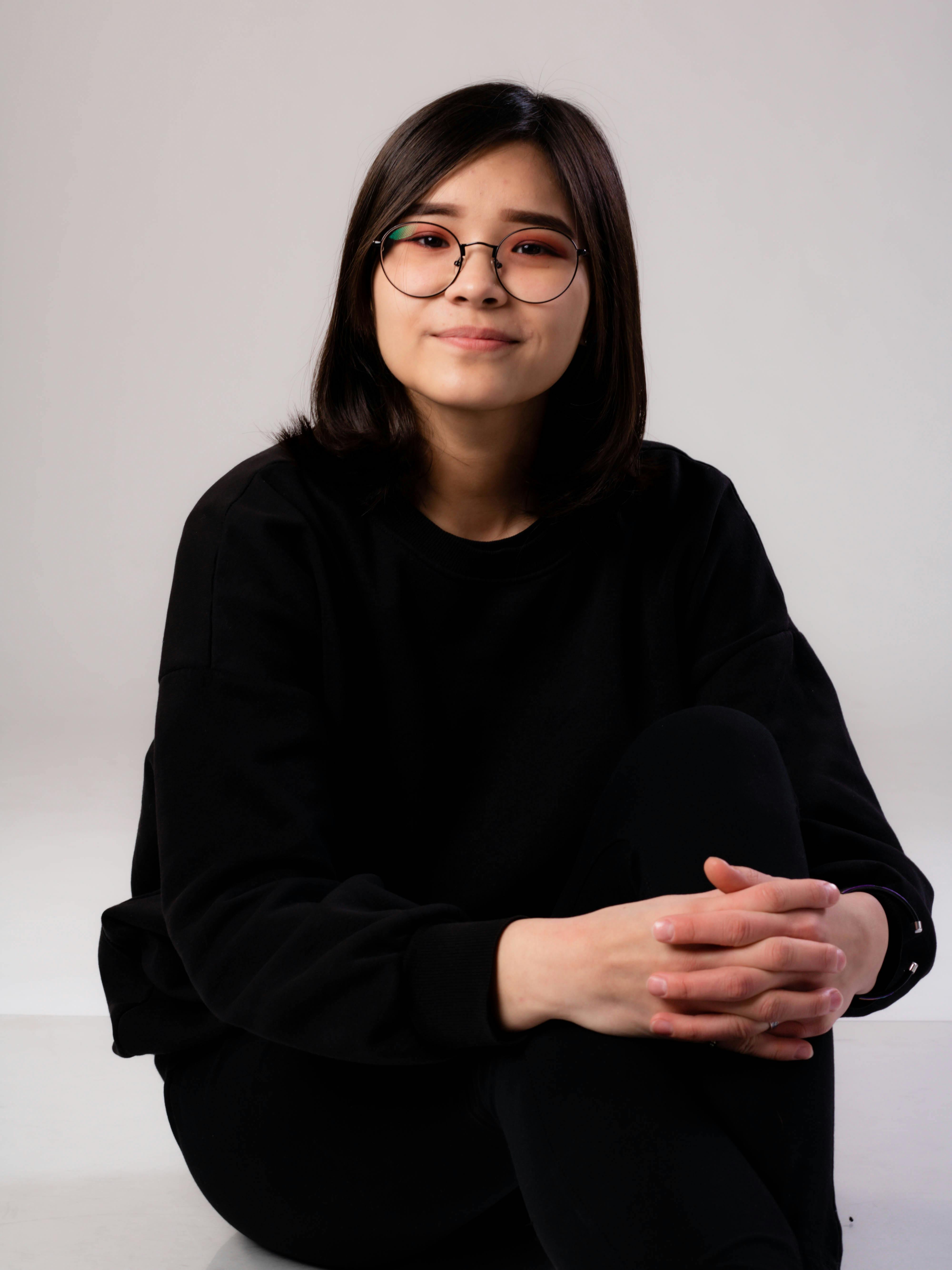 Woman Thinking and Posing · Free Stock Photo