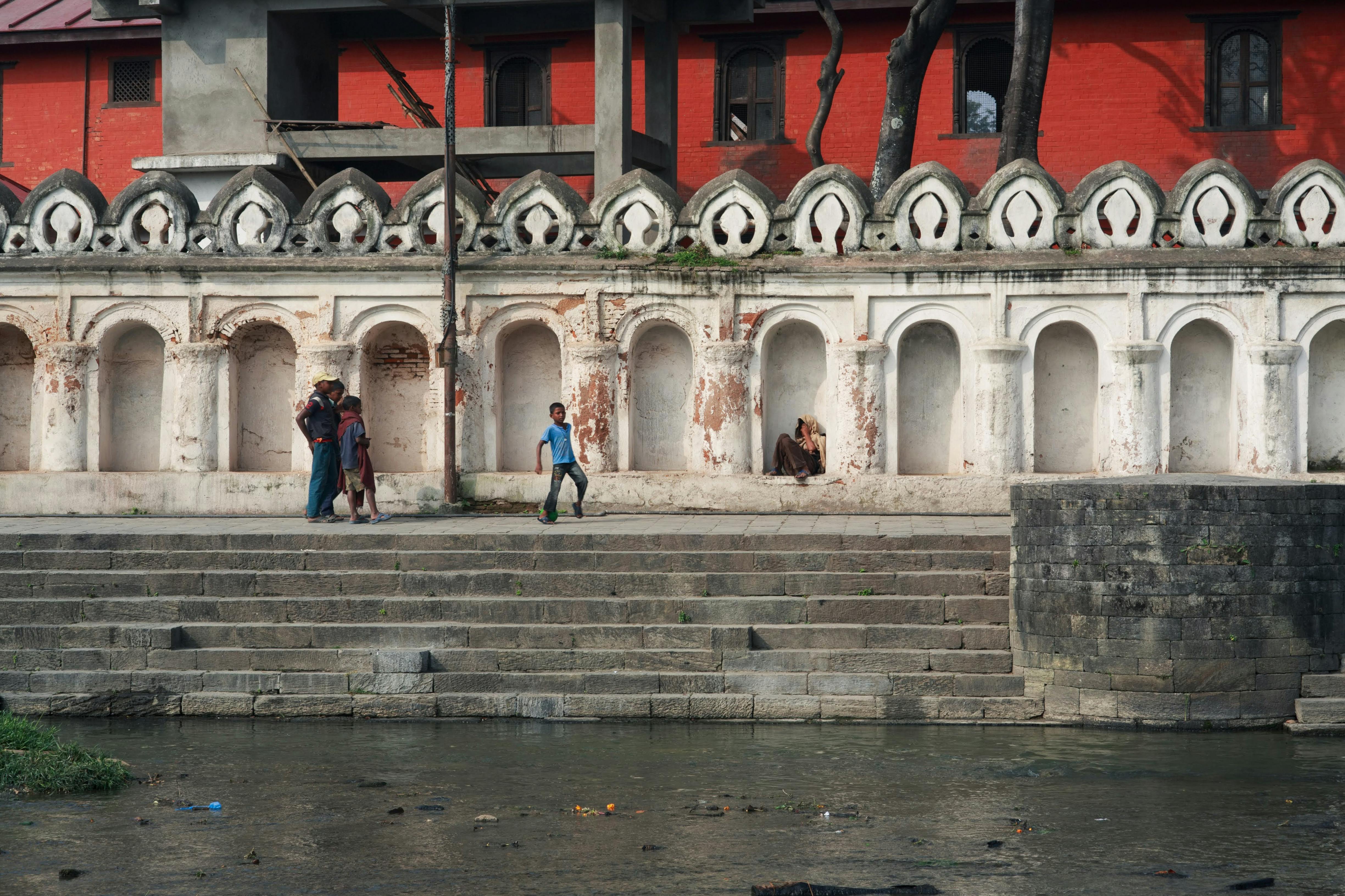 People Gathering Water From Dirty Ponds And Wells Photos, Download The ...