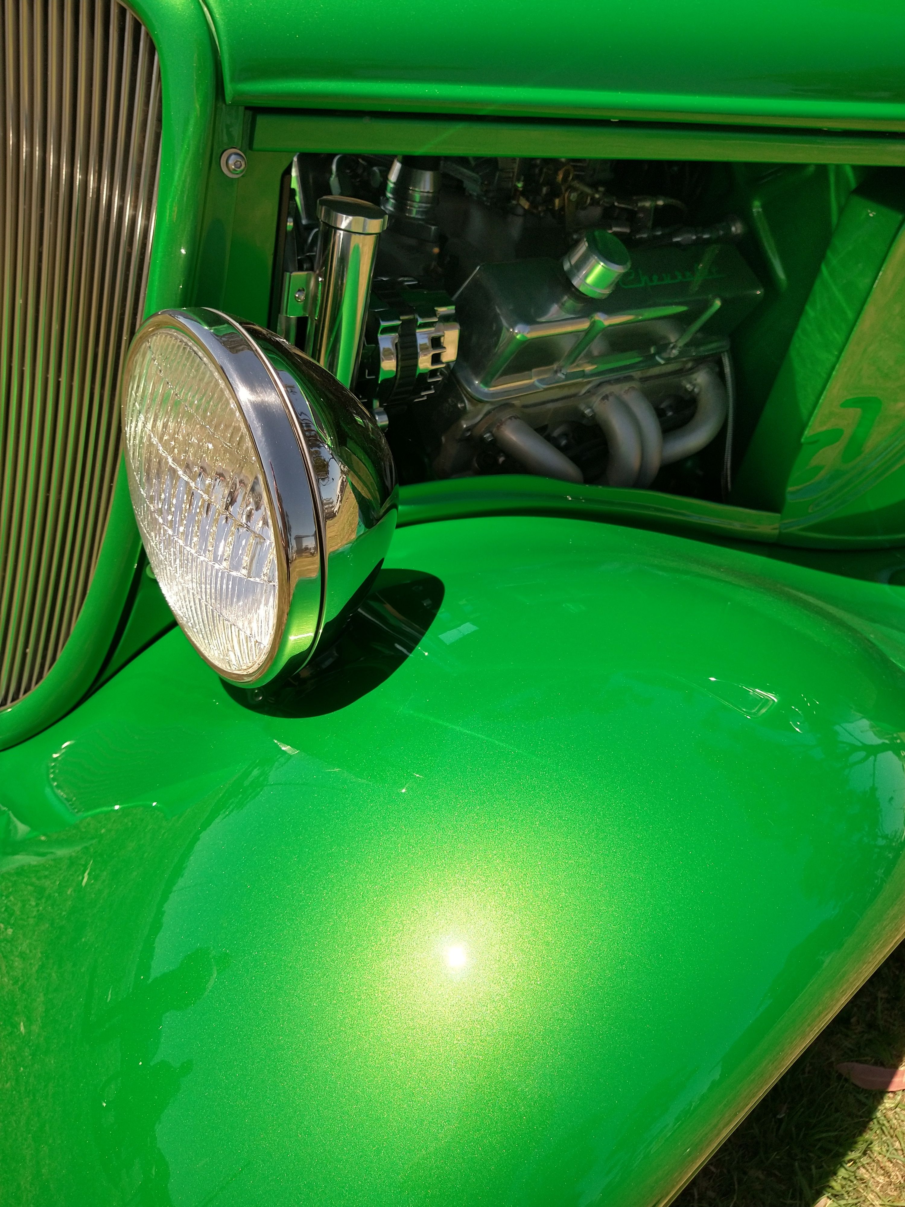 Close-Up Photograph of a Green Car's Headlight · Free Stock Photo