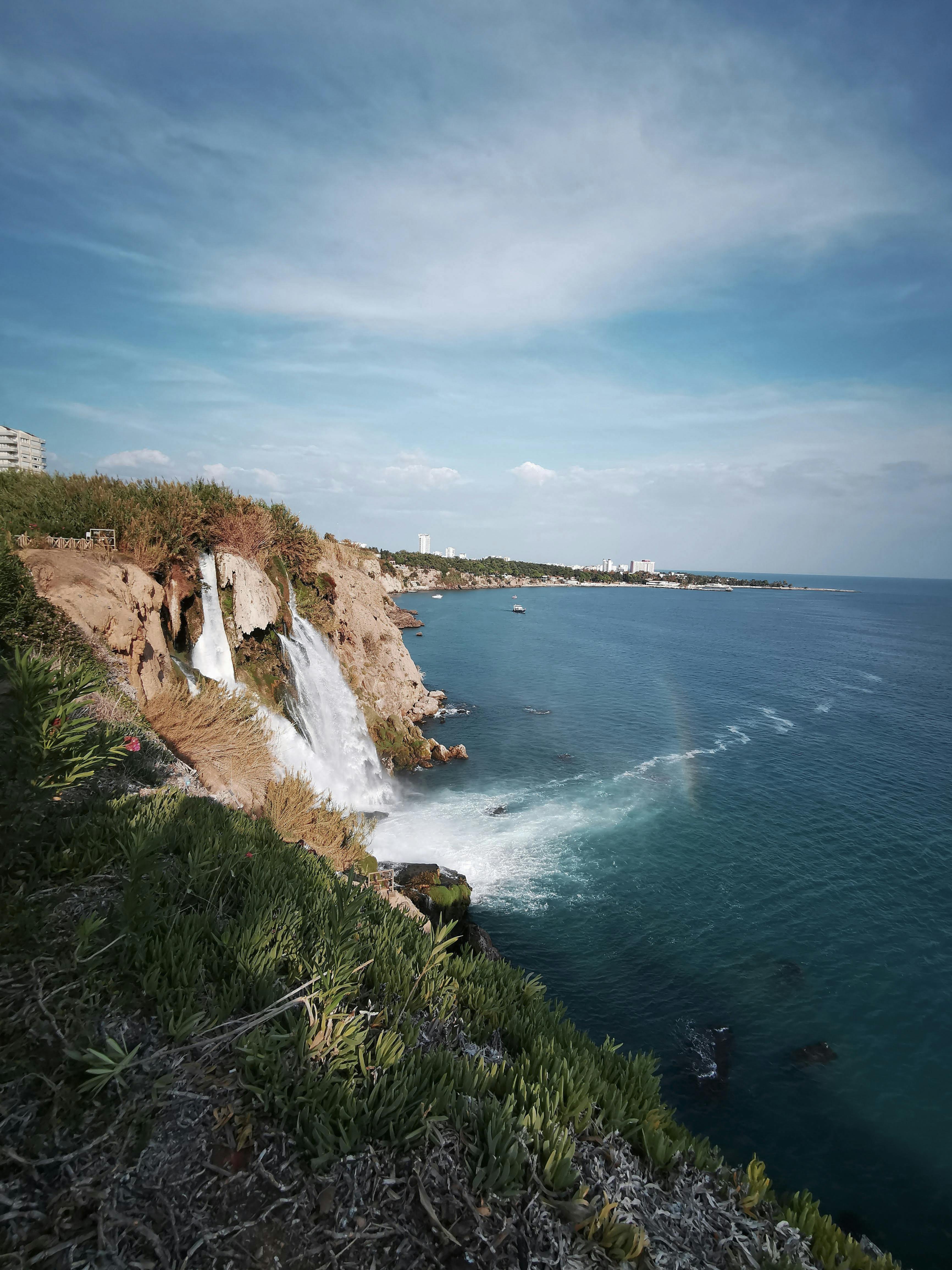Cliff Beside the Beautiful Sea · Free Stock Photo