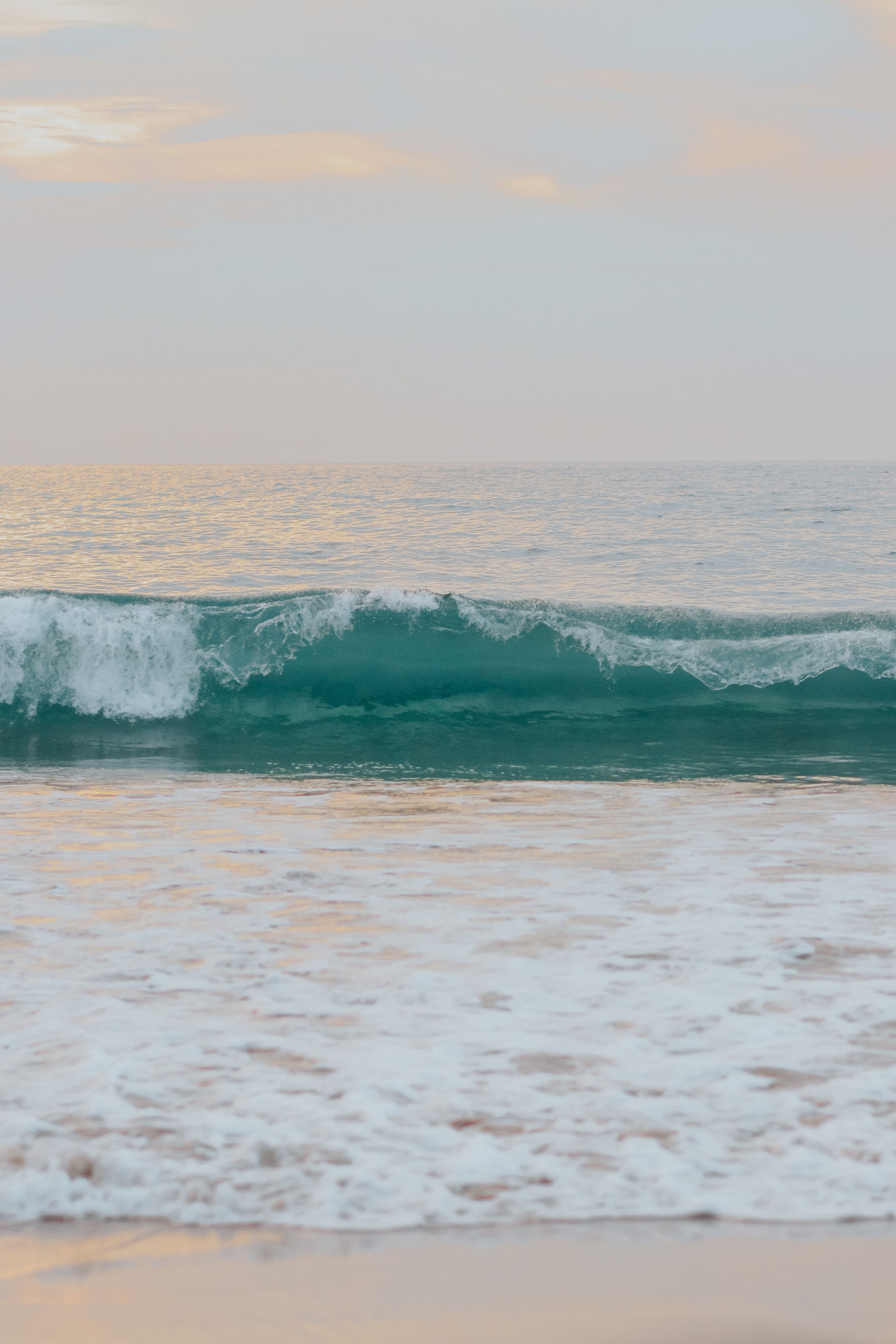 Ocean Waves on Seashore · Free Stock Photo