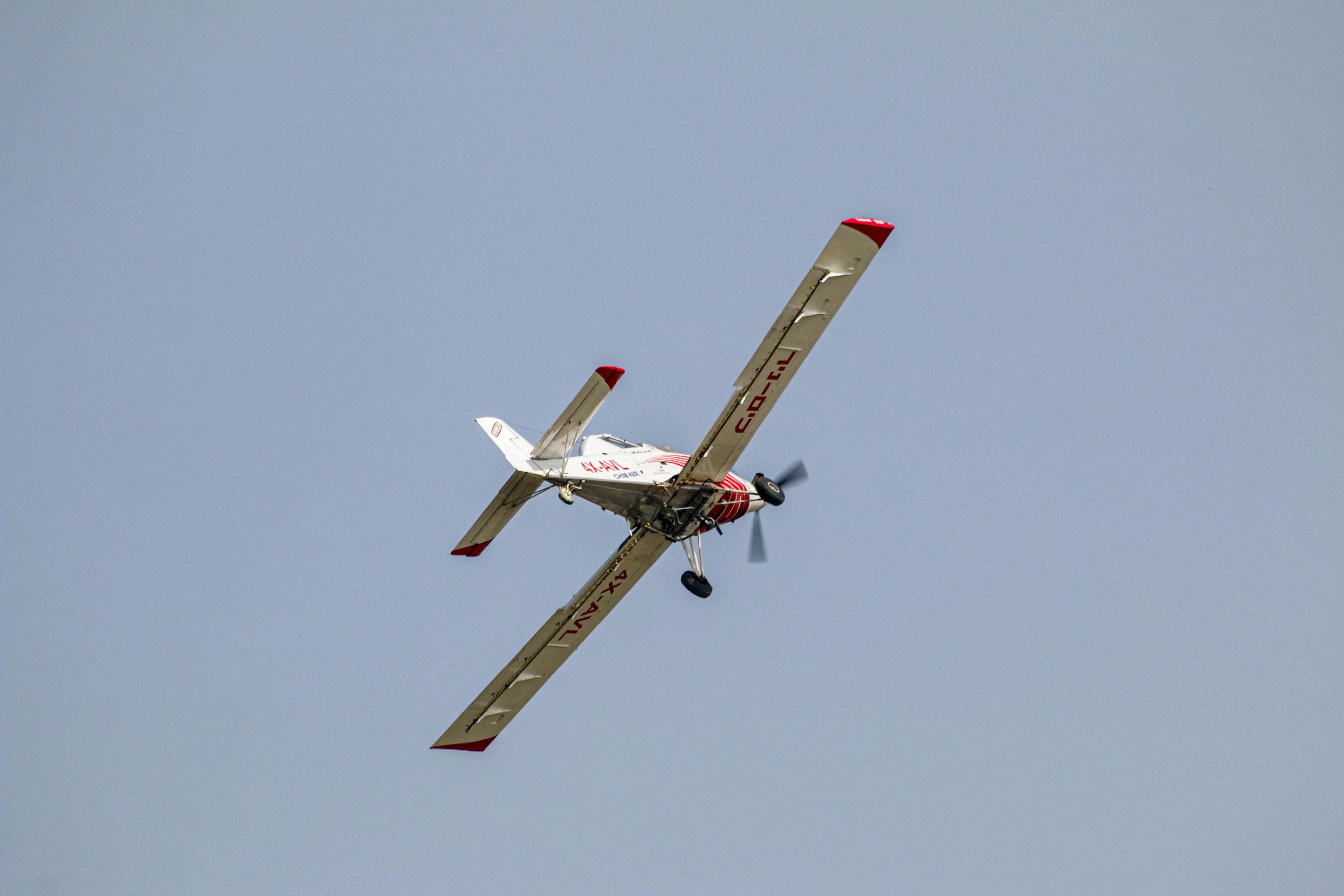 Airplane in Flight · Free Stock Photo