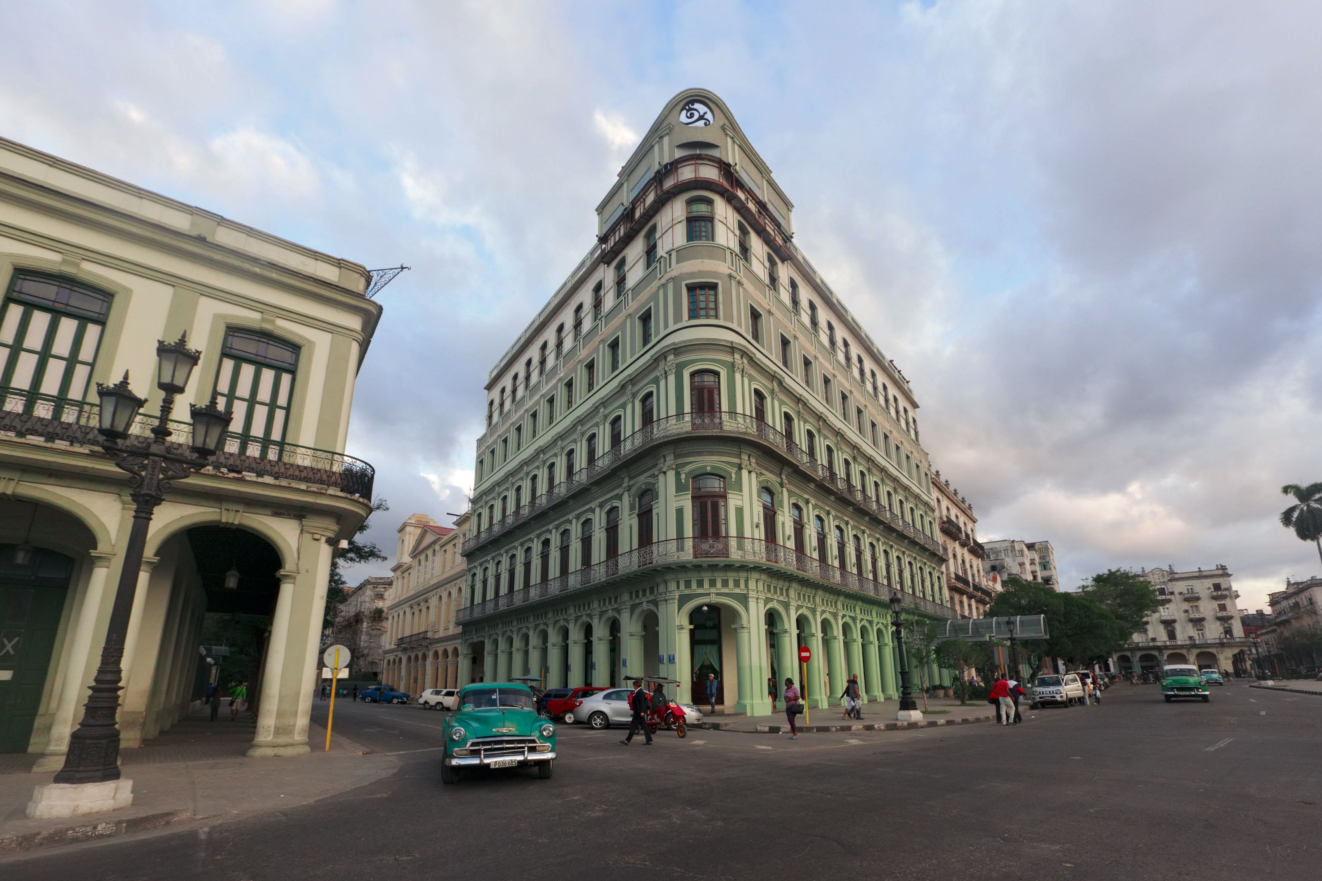 Old Building on a Corner Lot · Free Stock Photo