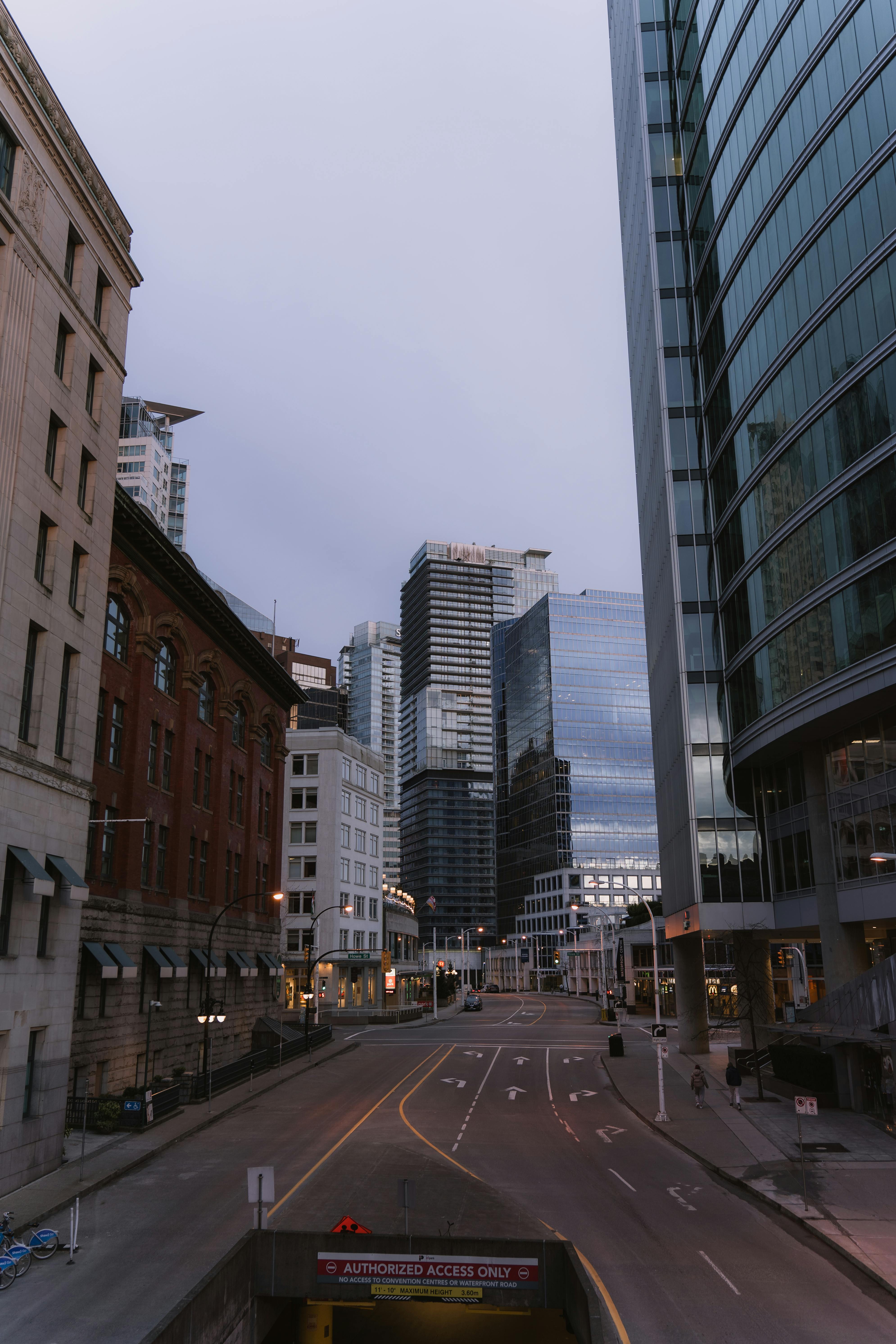 Empty Street in a City · Free Stock Photo