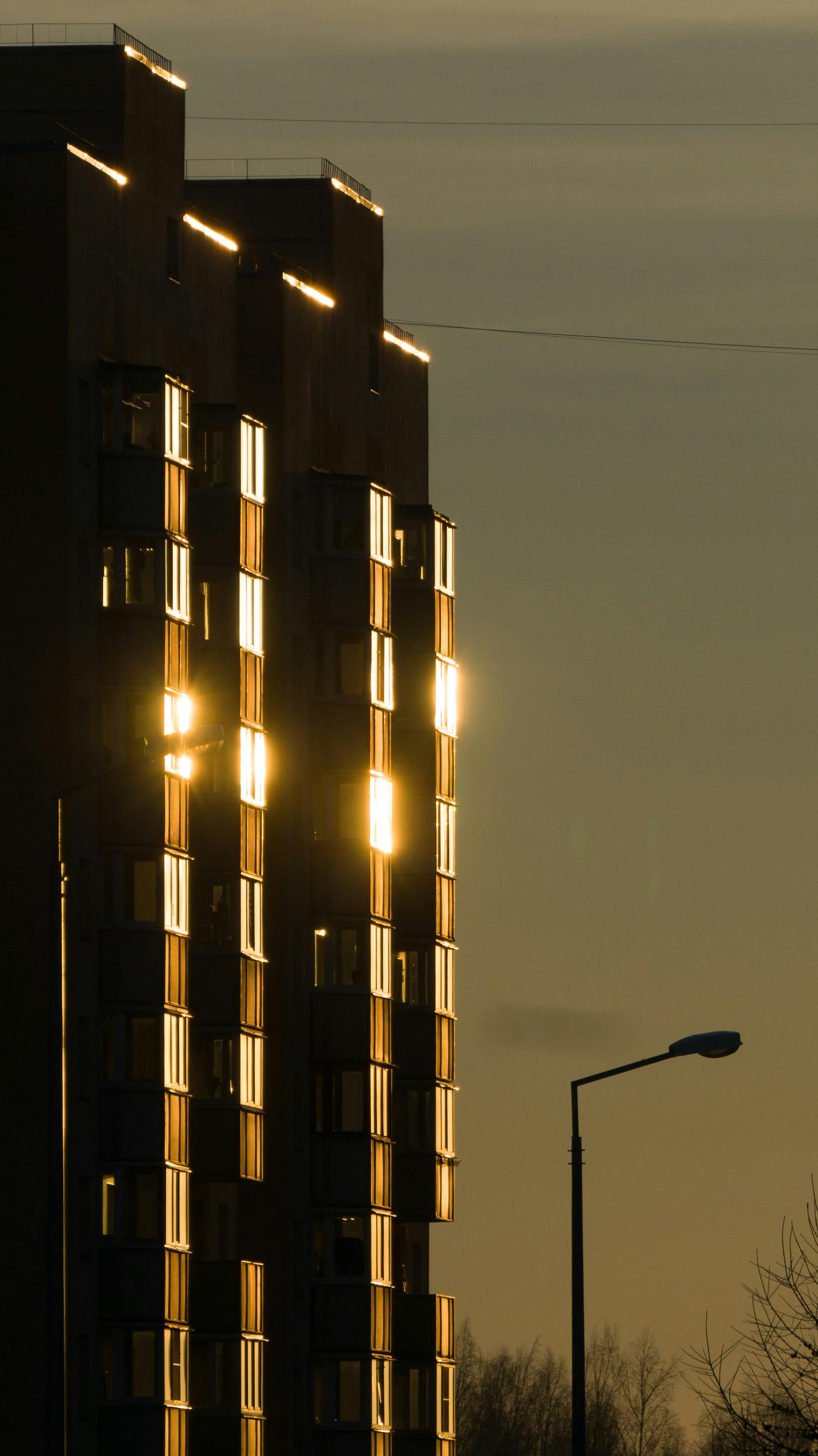 Building Hit by Sunlight · Free Stock Photo
