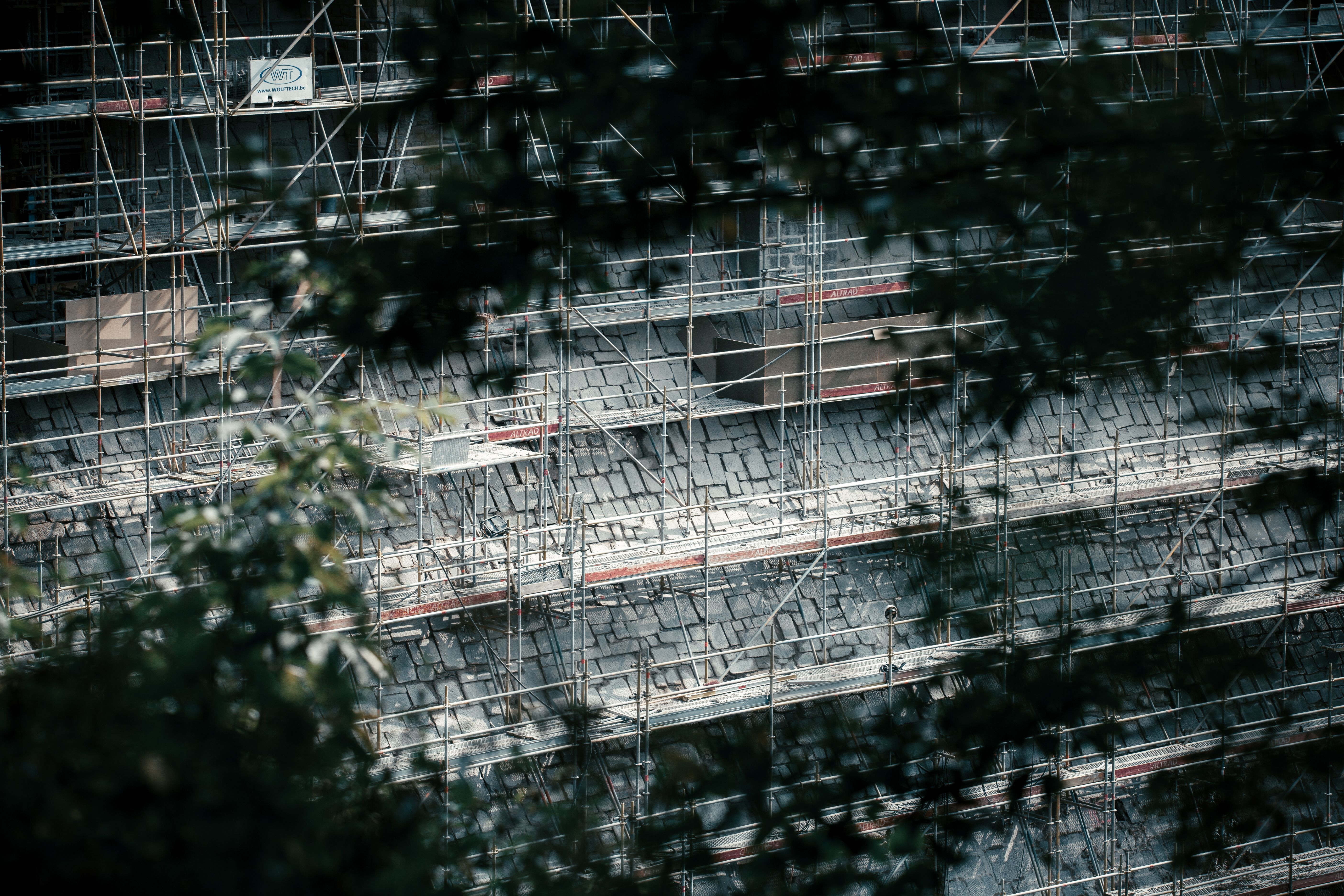 Scaffolding behind Leaves · Free Stock Photo