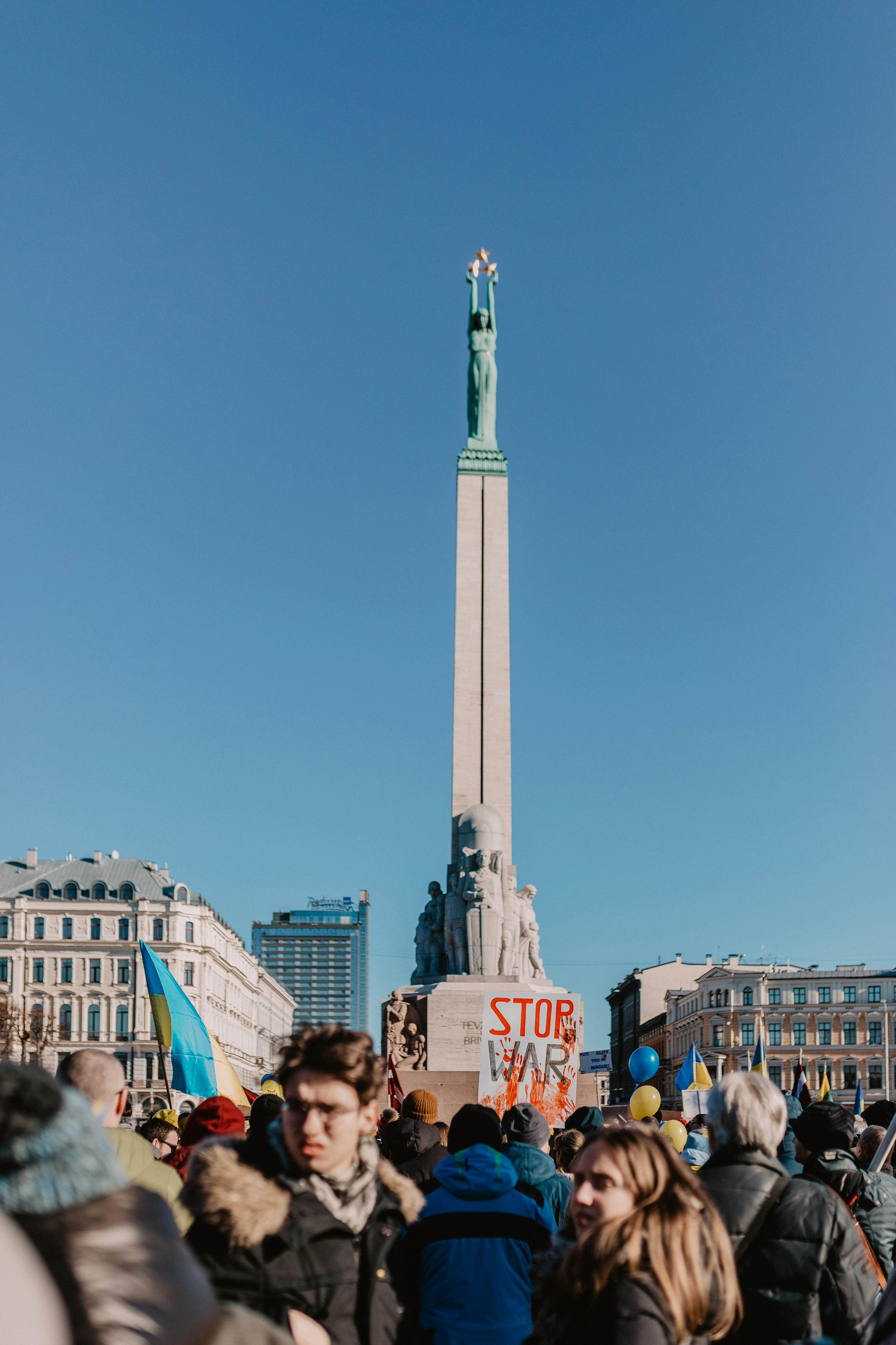 People in the The Freedom Monument · Free Stock Photo