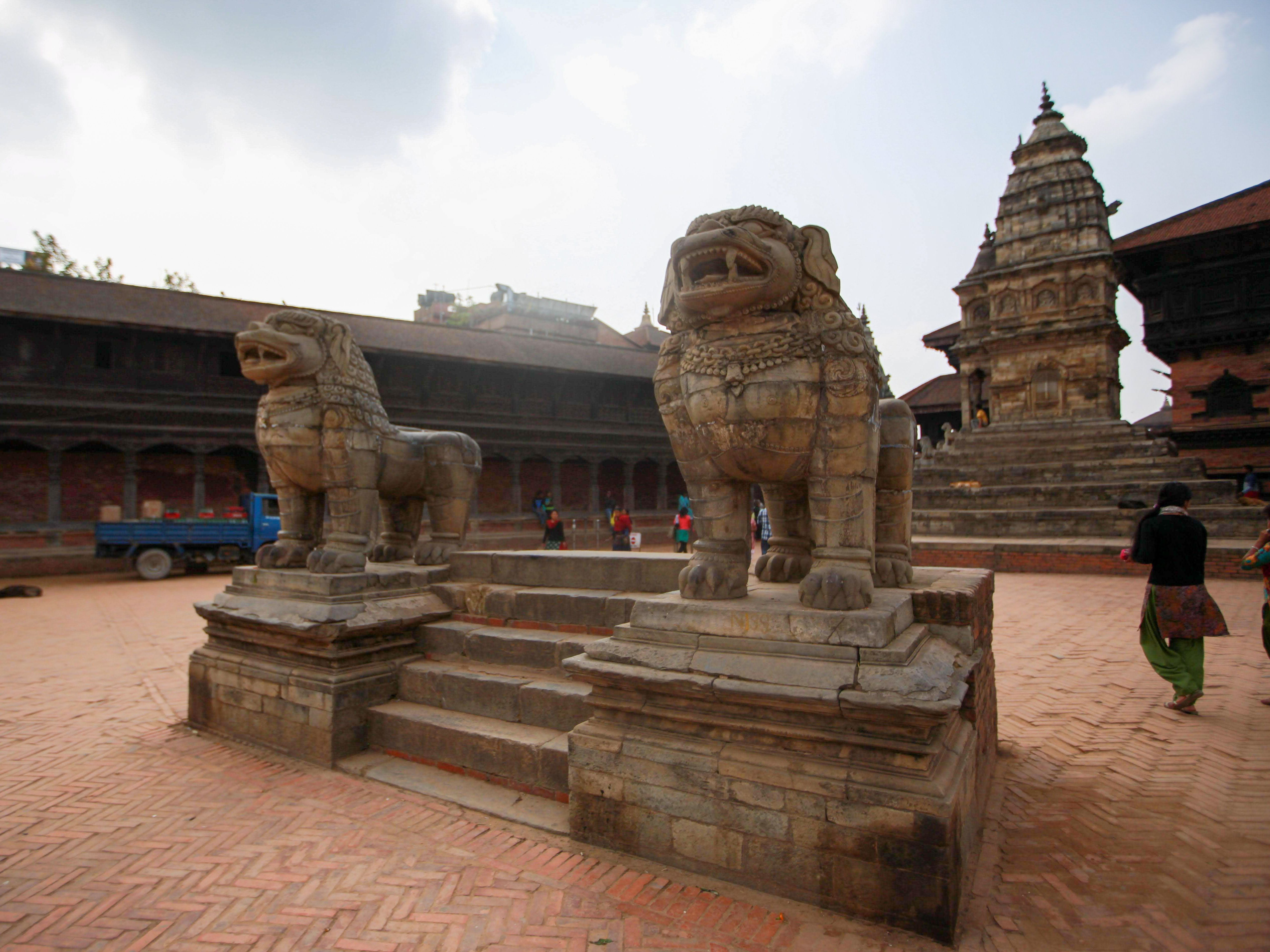 Statues on Temple Courtyard · Free Stock Photo