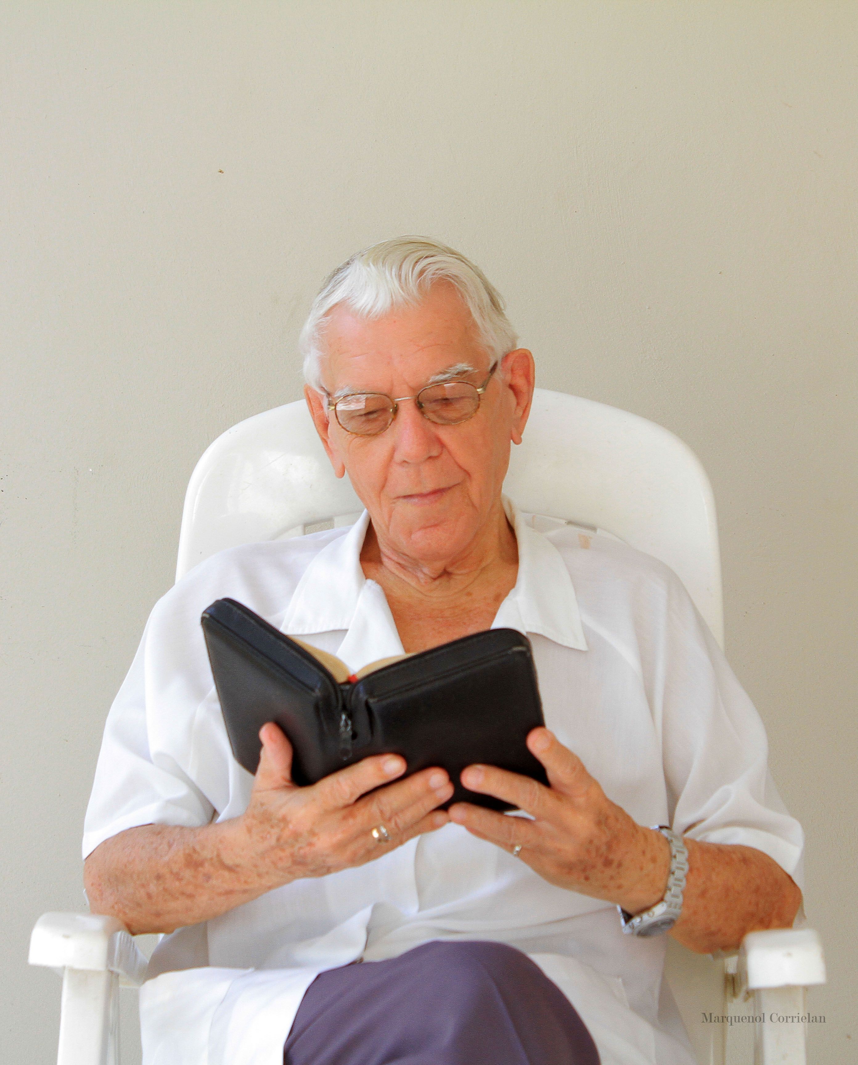 A Man Reading a Letter · Free Stock Photo