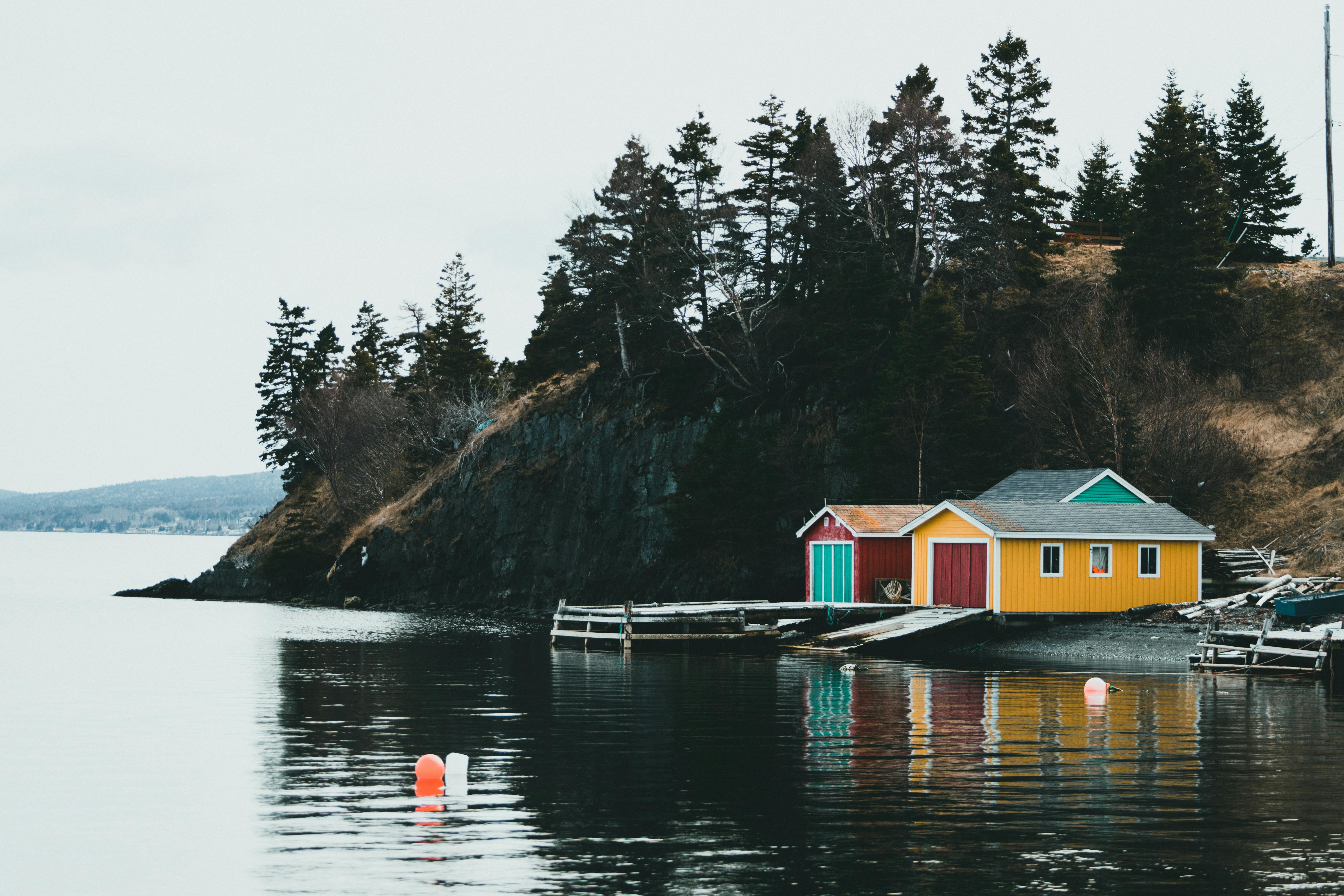 Shack on Lakeside · Free Stock Photo