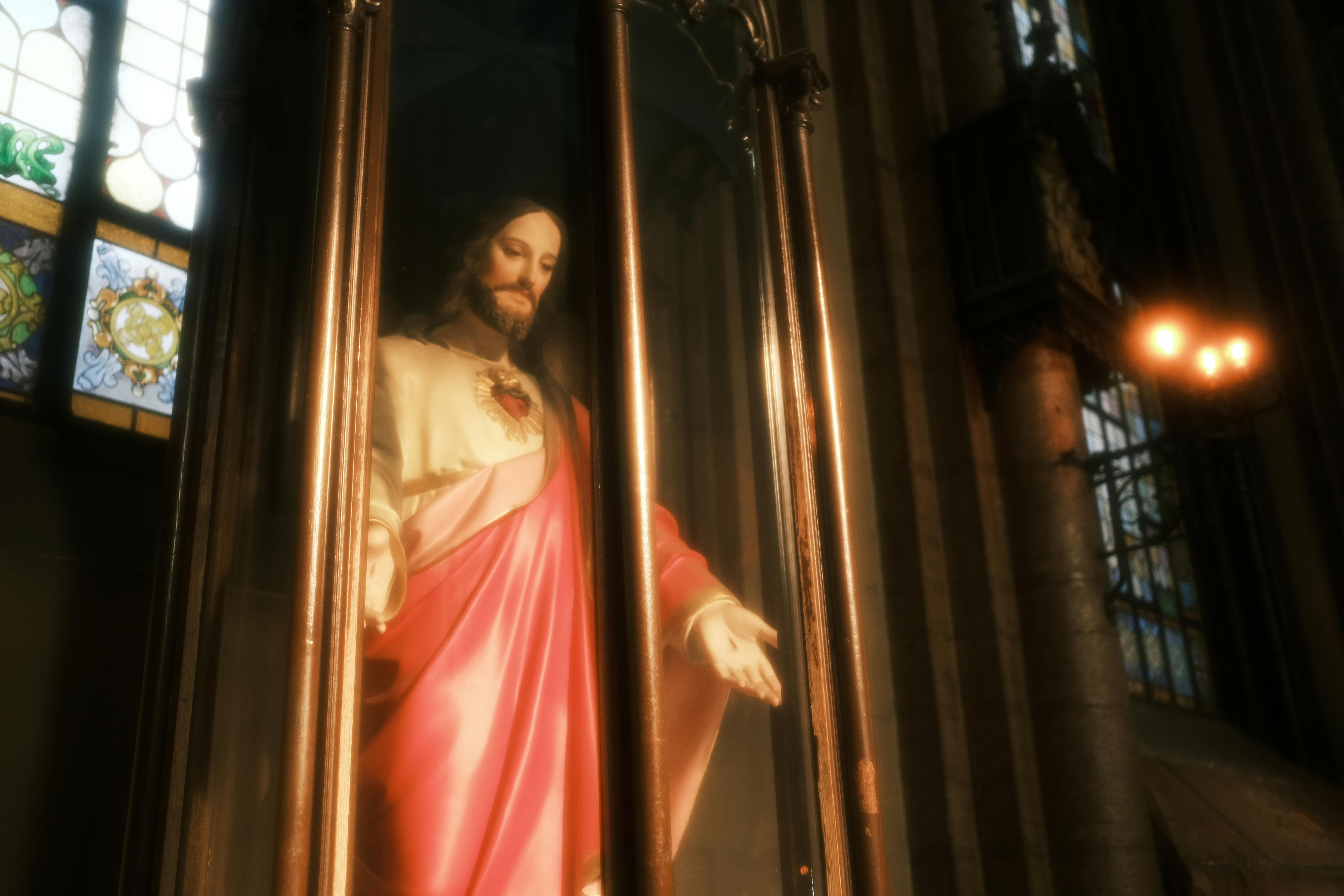 Jesus Christ Statue on a Display Cabinet · Free Stock Photo