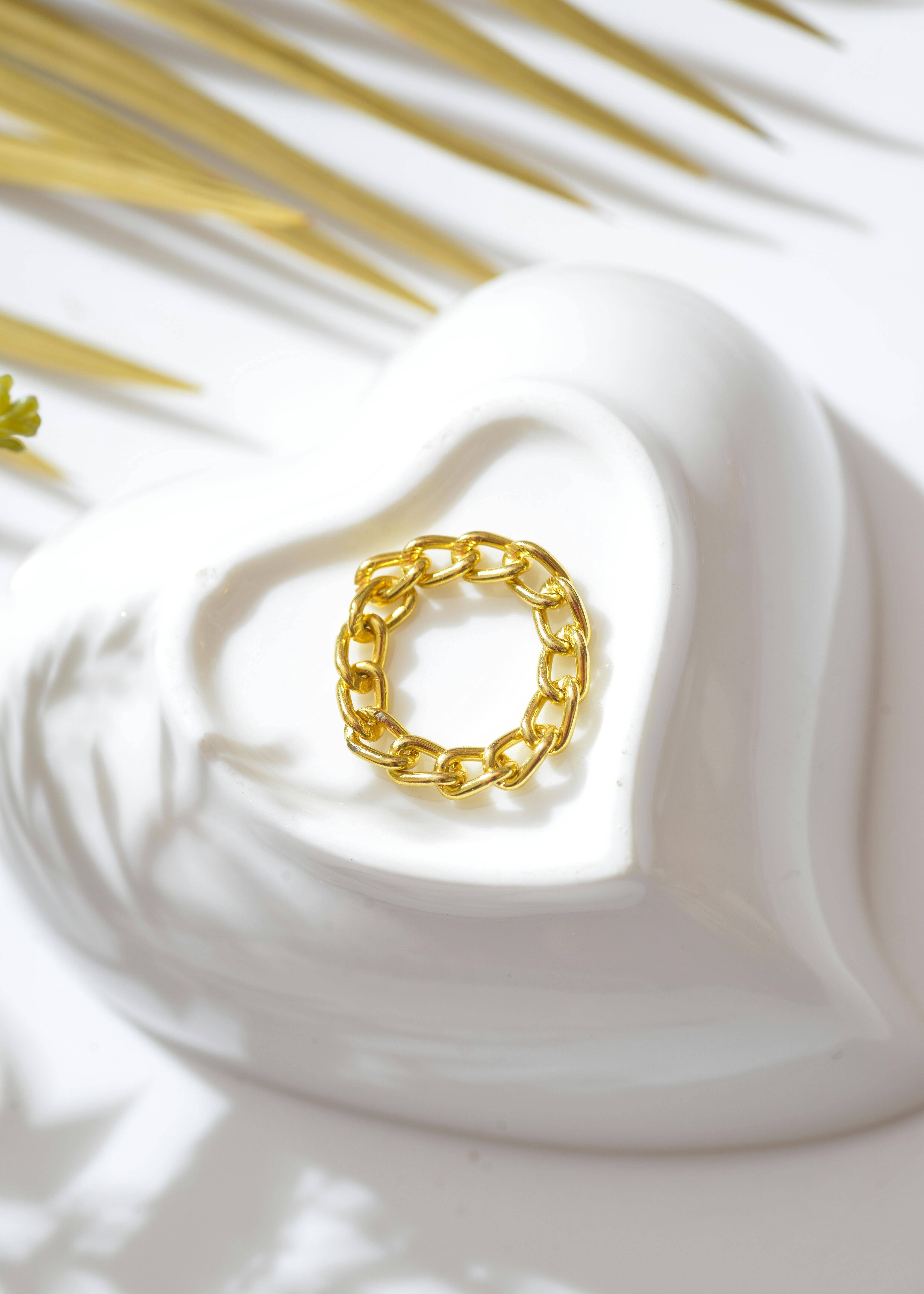 Close-up Shot of Gold Chains · Free Stock Photo