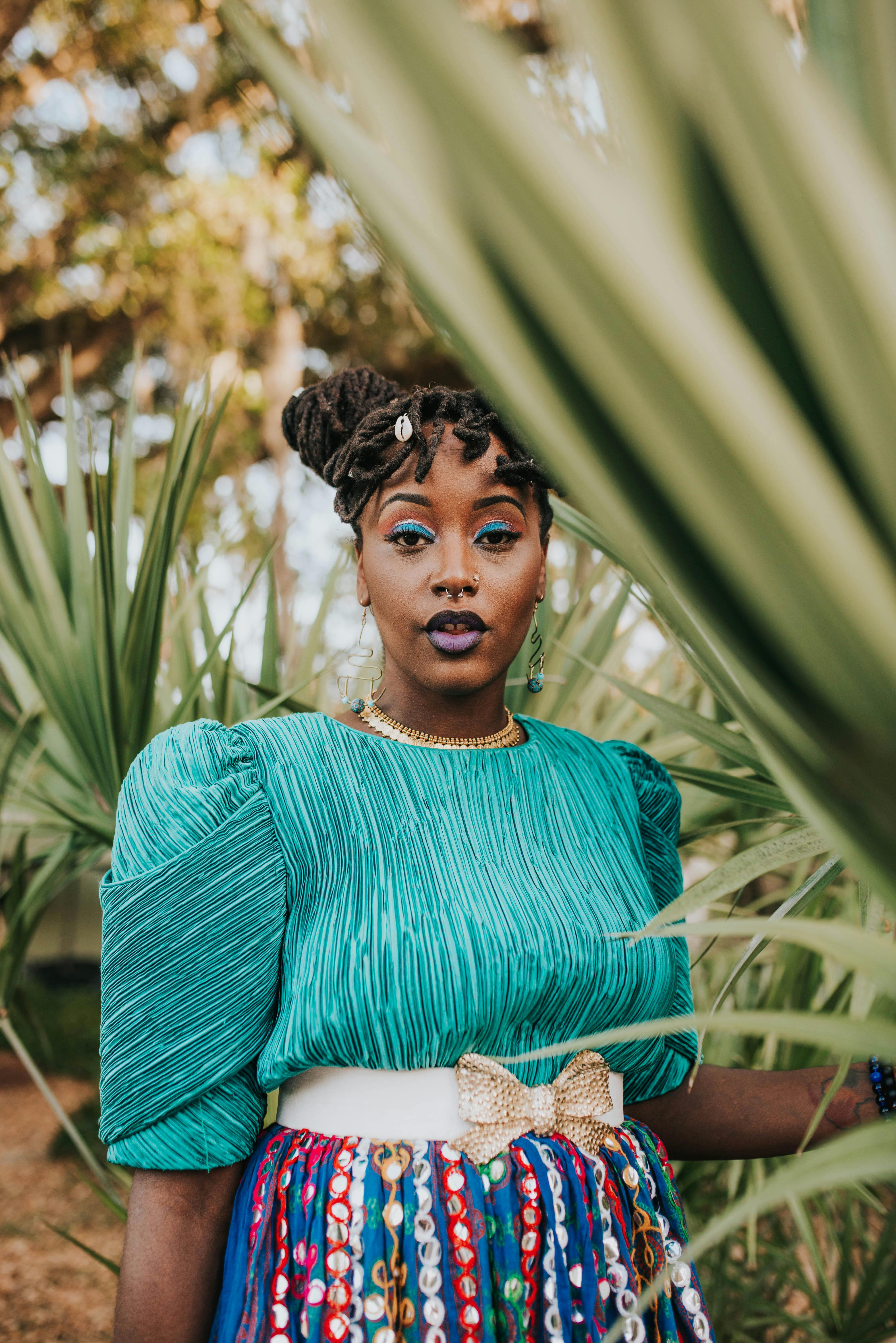 Photo gratuite de beauté, cadre naturel, cheveux noirs, coiffant ...