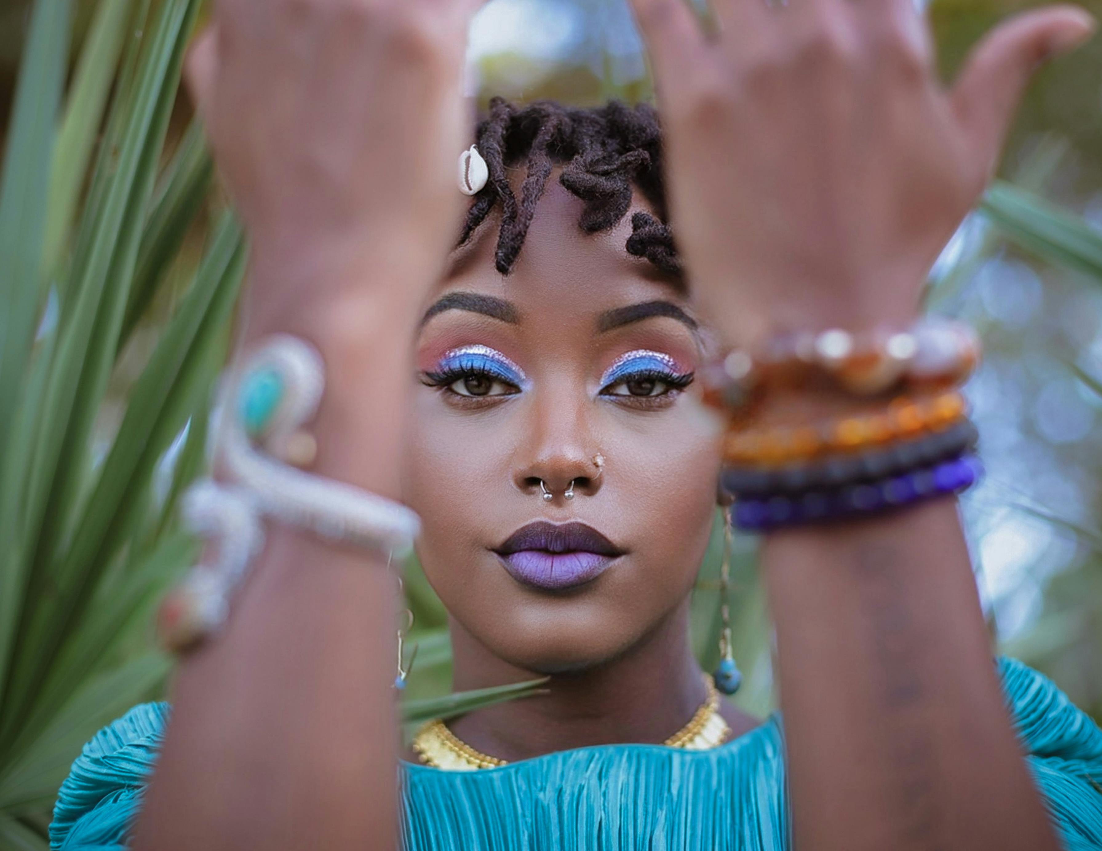 Girl Makeup Half Her Face | Saubhaya Makeup