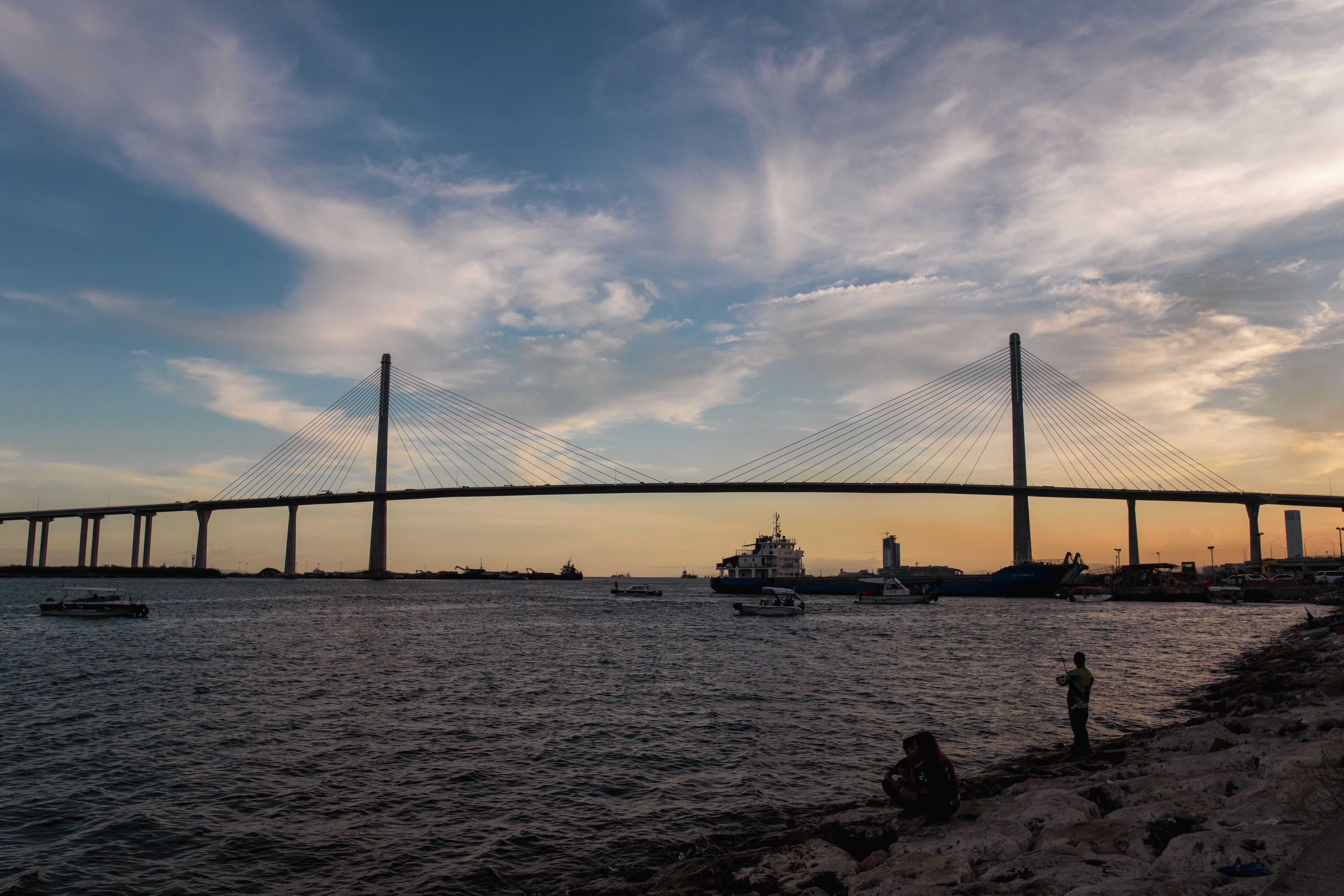 Offshore Drilling Rig on Body of Water · Free Stock Photo