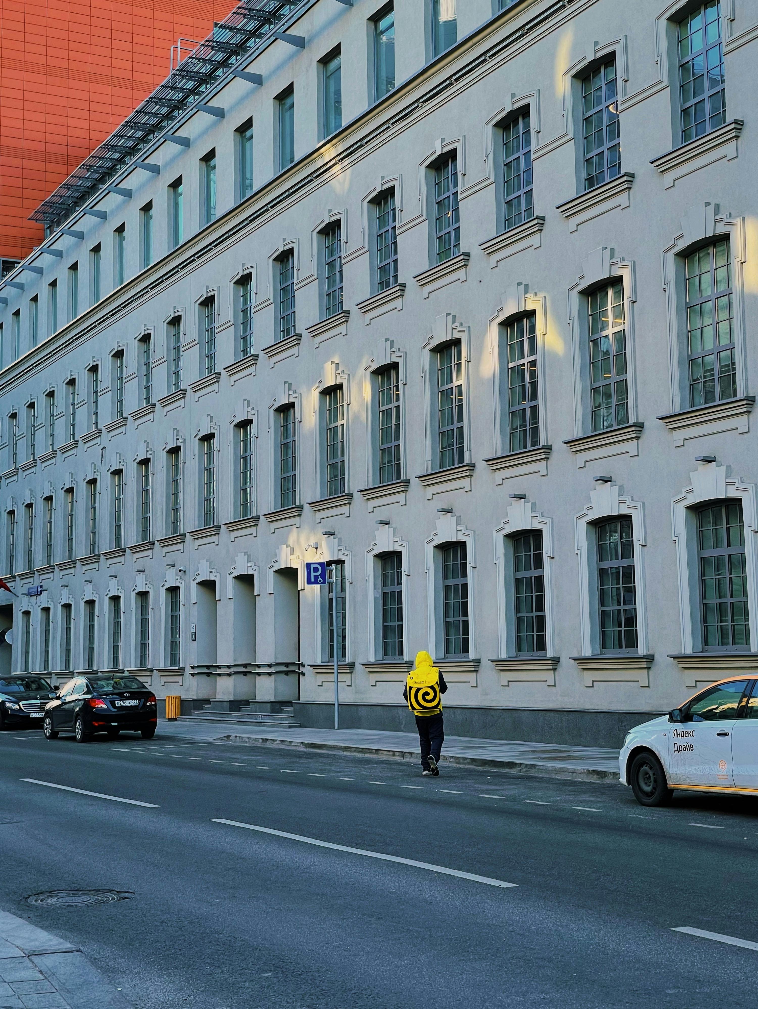 Old Building on a Side Street · Free Stock Photo