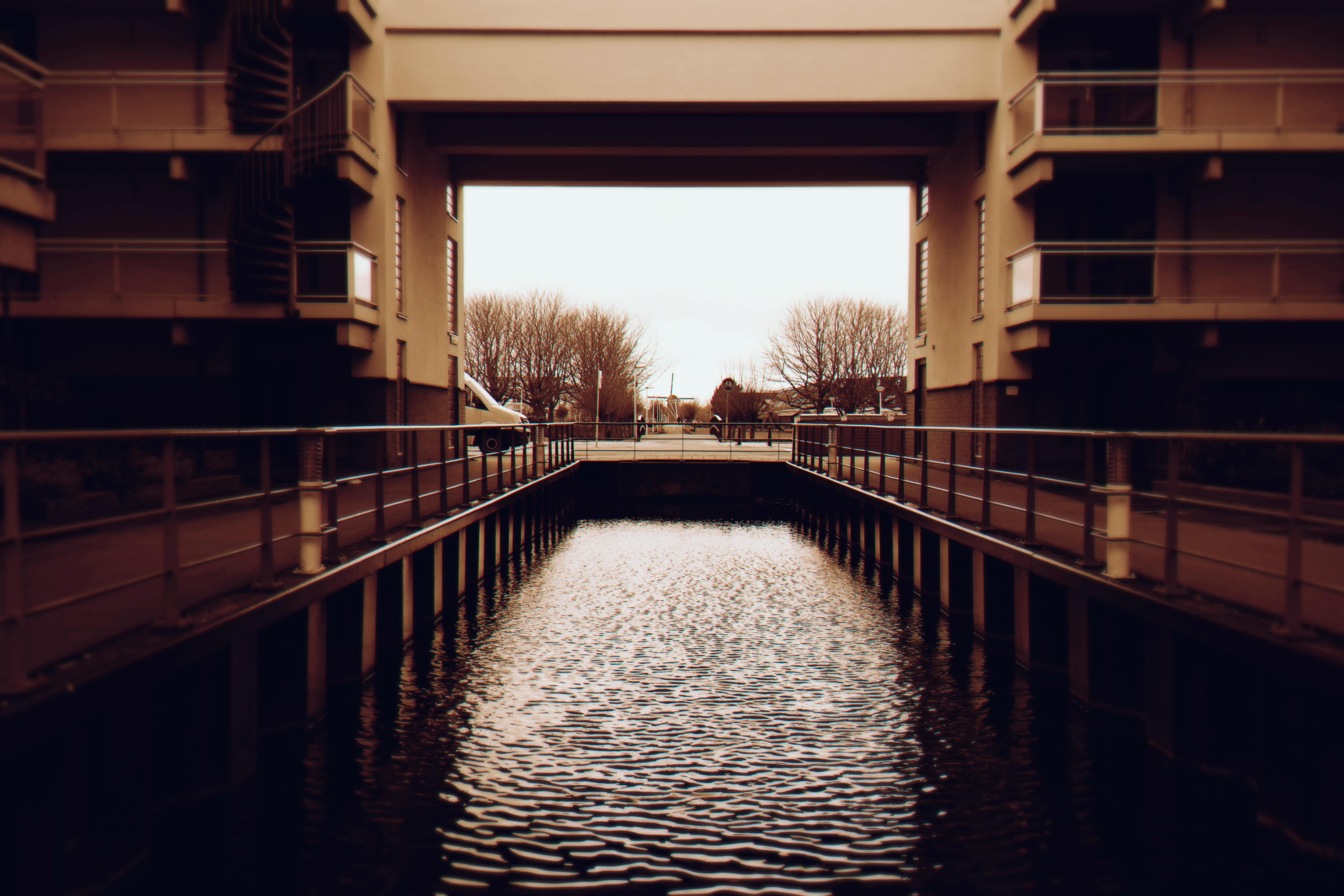 Building Beside River · Free Stock Photo