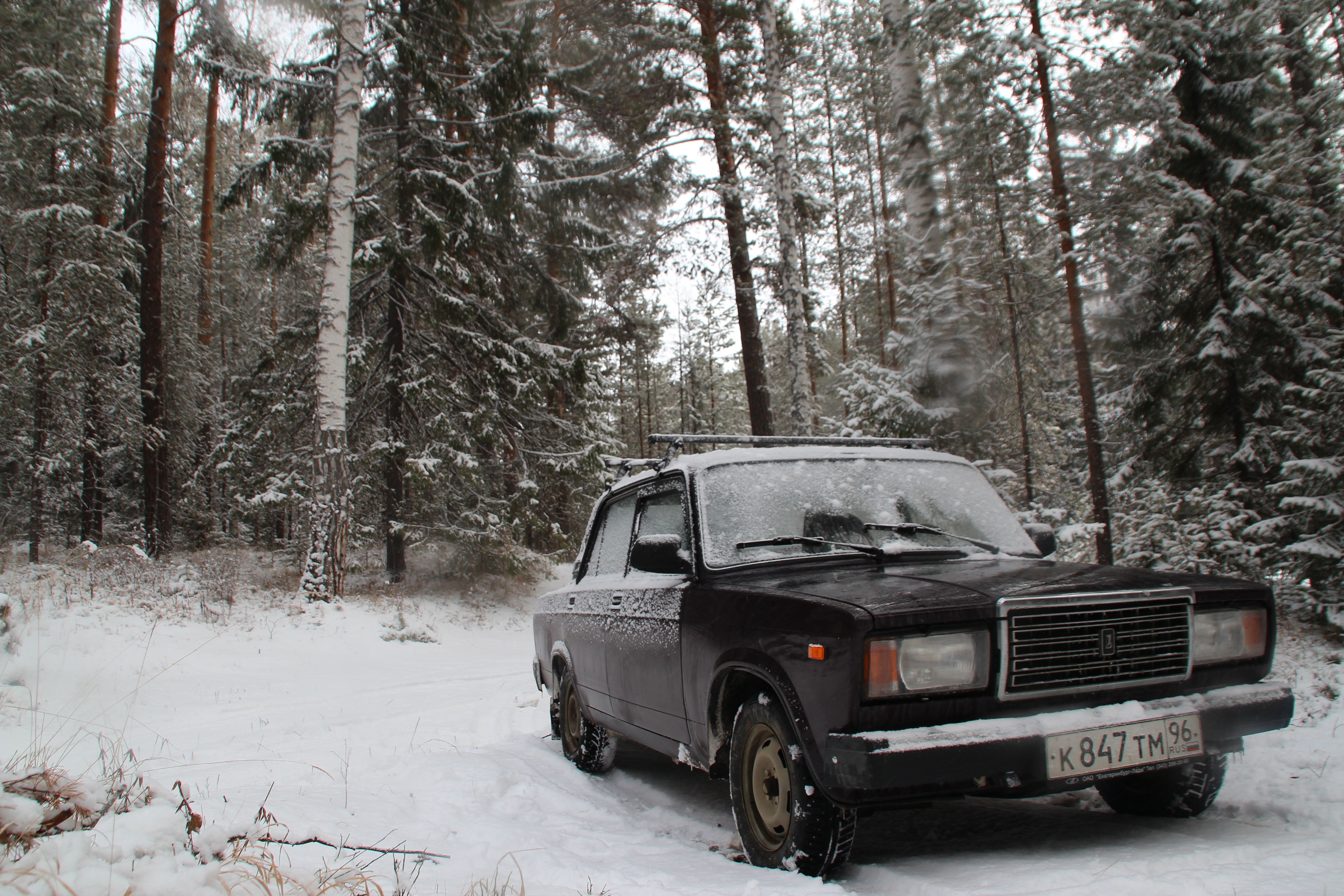 Side View of a Snow Covered Van · Free Stock Photo