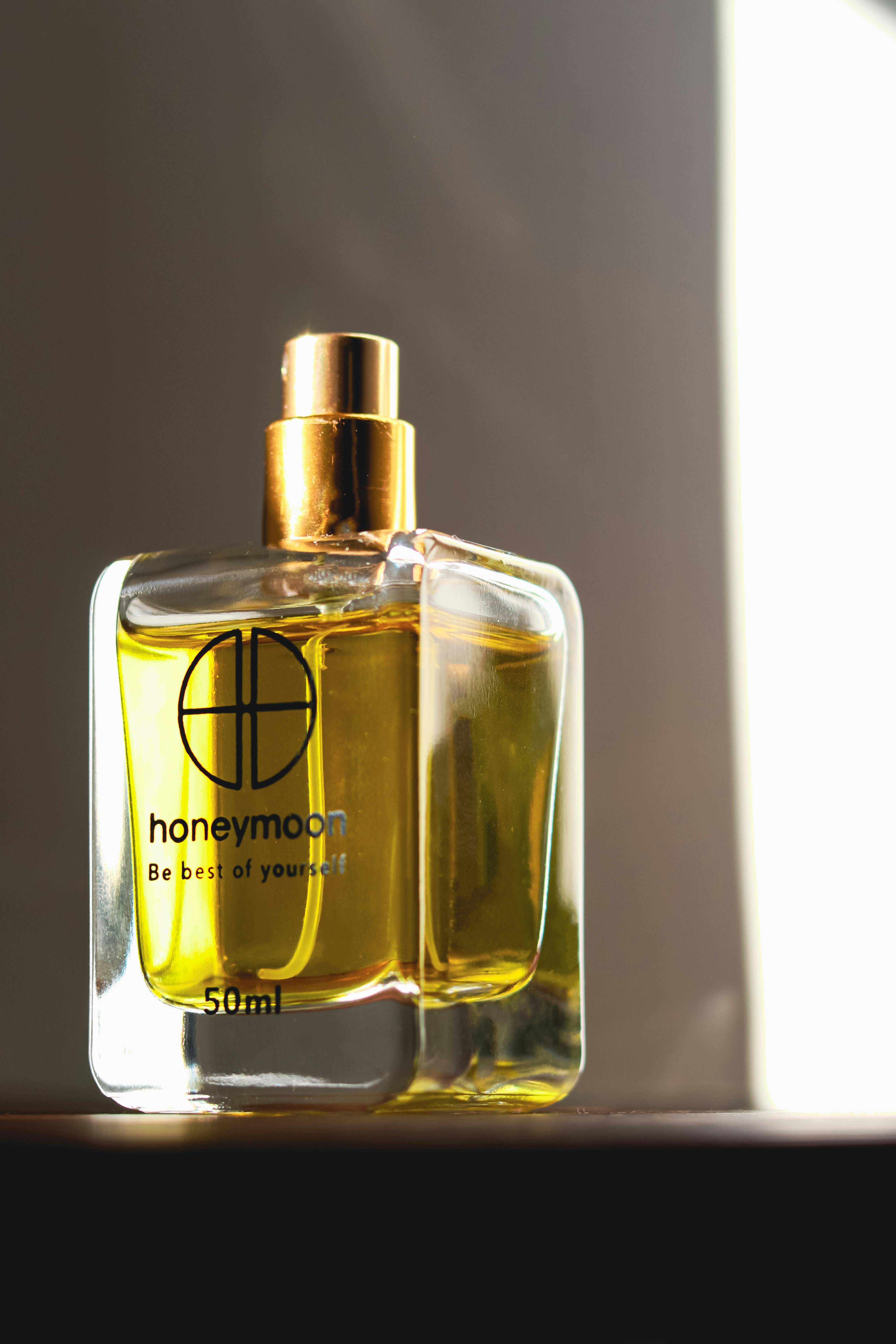 Close-Up Shot of a Glass Perfume Bottle · Free Stock Photo