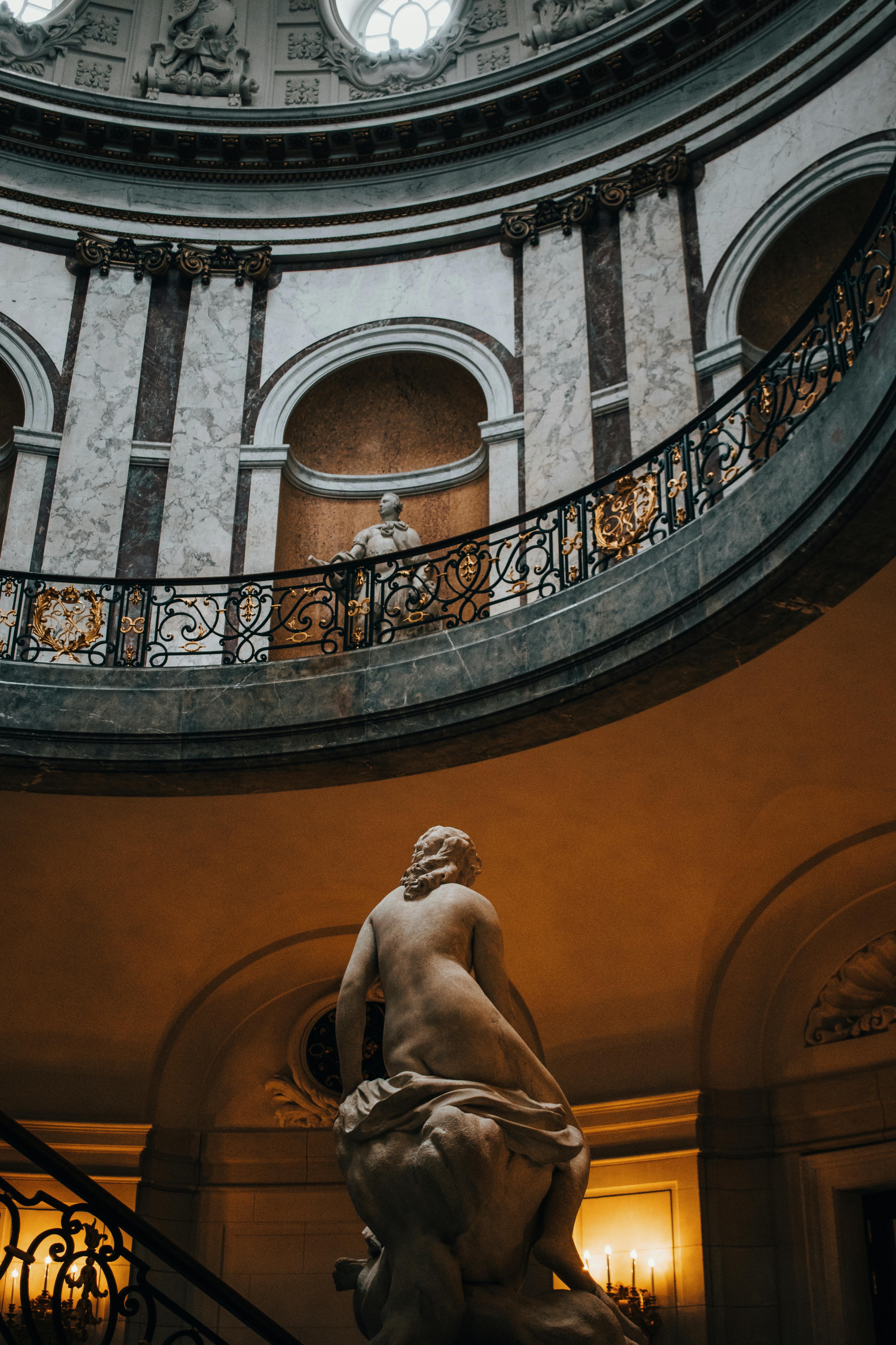 Statues Inside a Building · Free Stock Photo