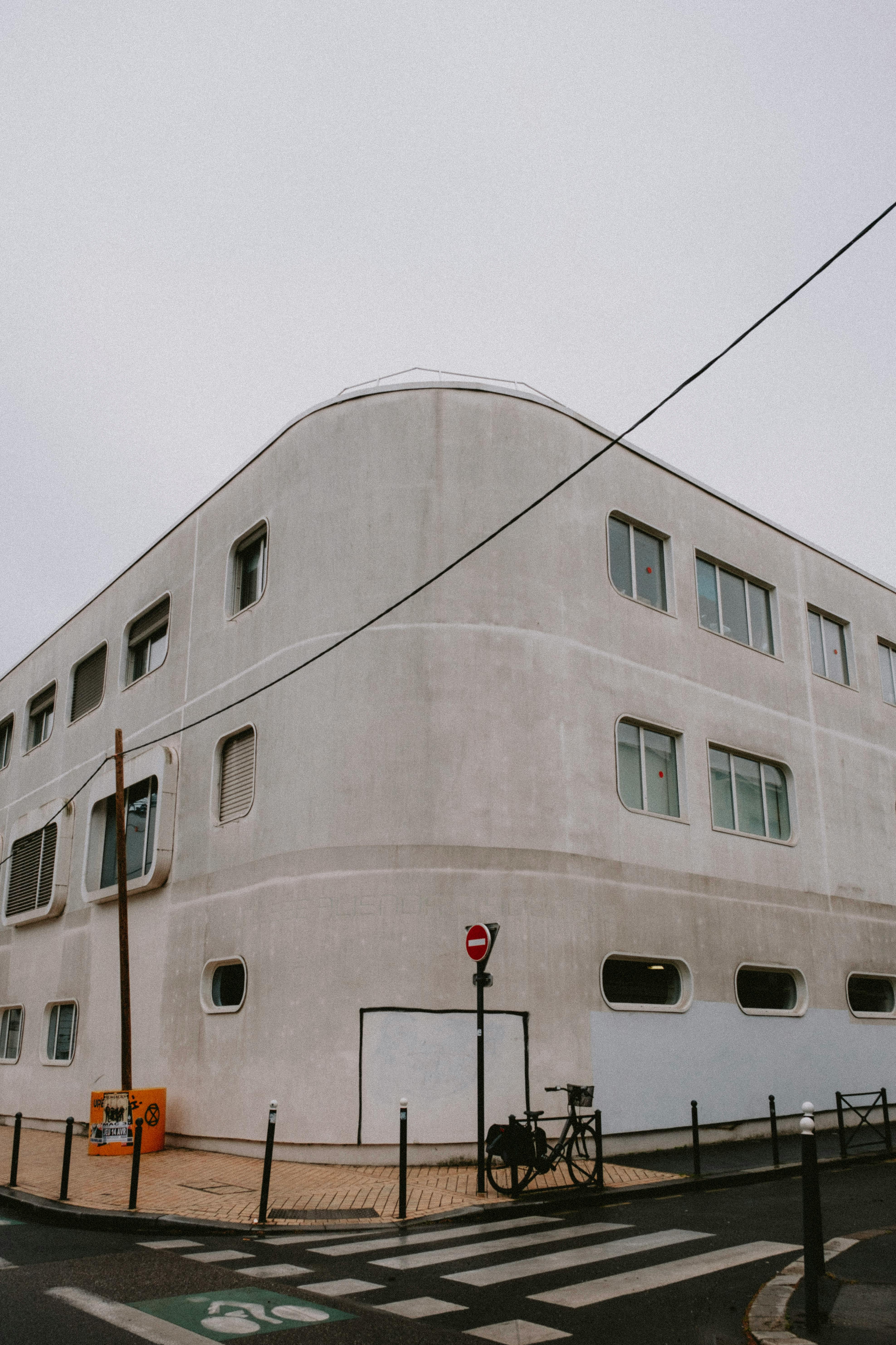 Rounded Corner of Bauhaus Style Building · Free Stock Photo