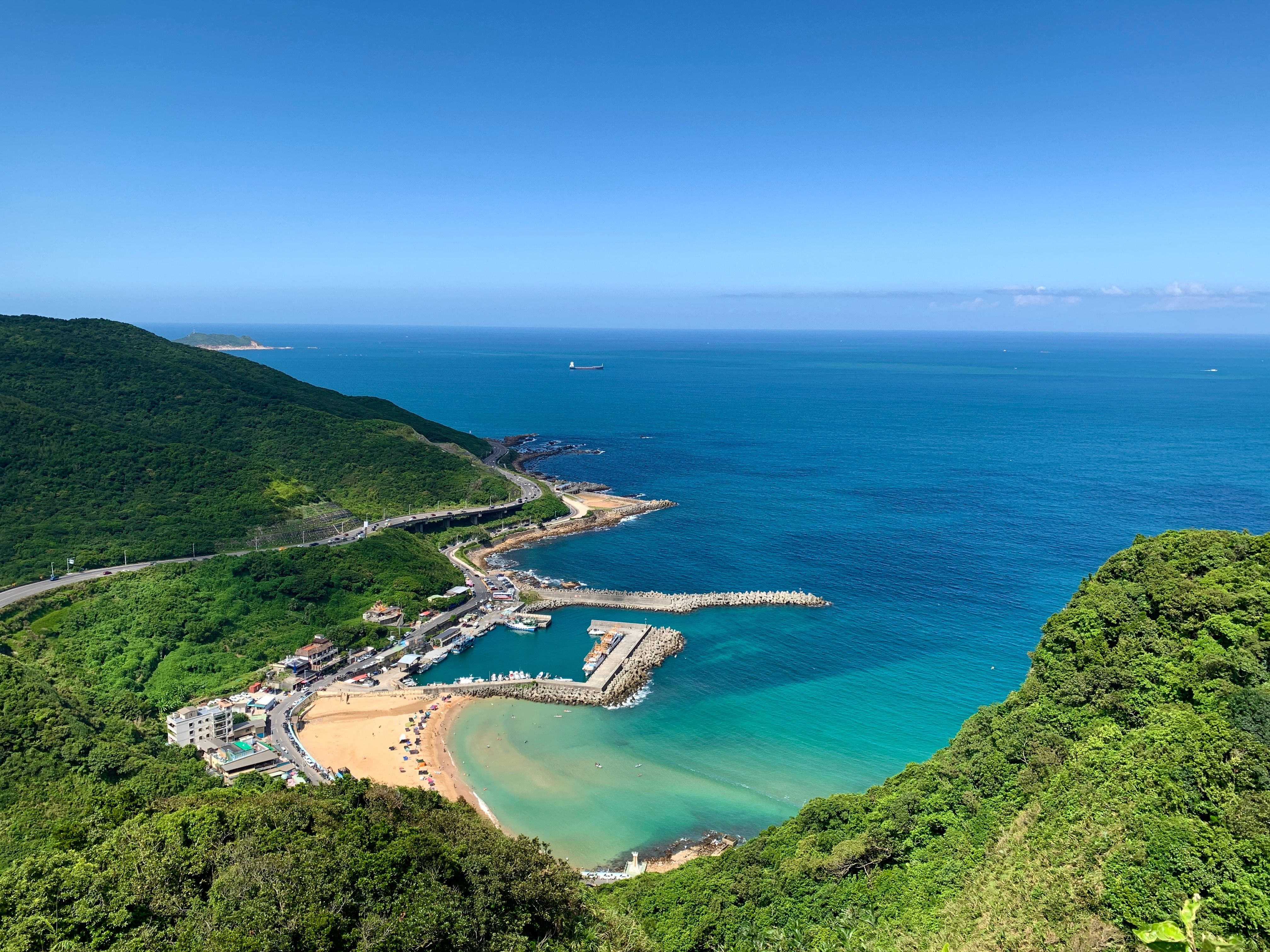 Scenery of Blue Water on the Beach · Free Stock Photo