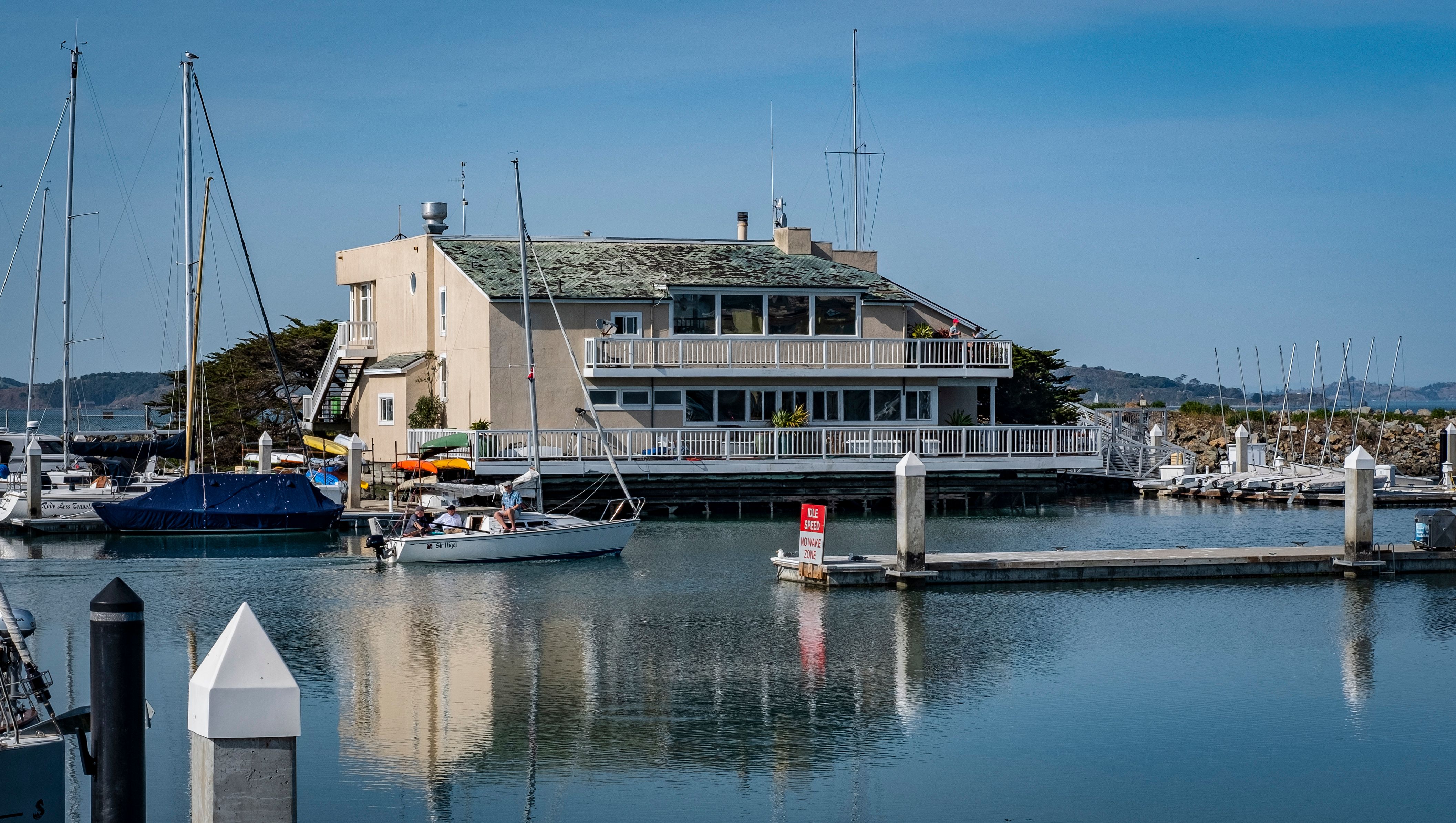 Building on Shore · Free Stock Photo