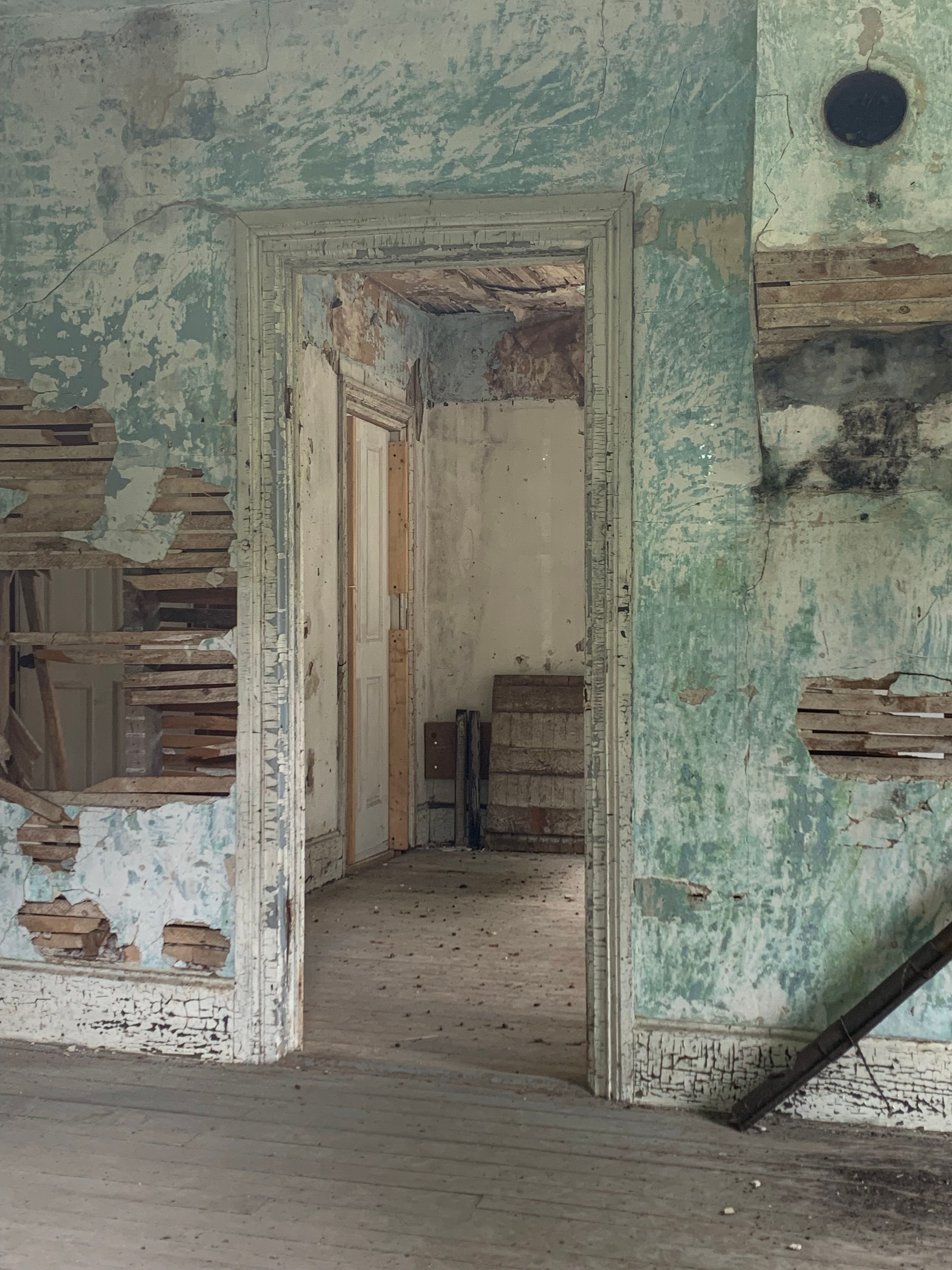 Shabby buildings against cloudy sky · Free Stock Photo