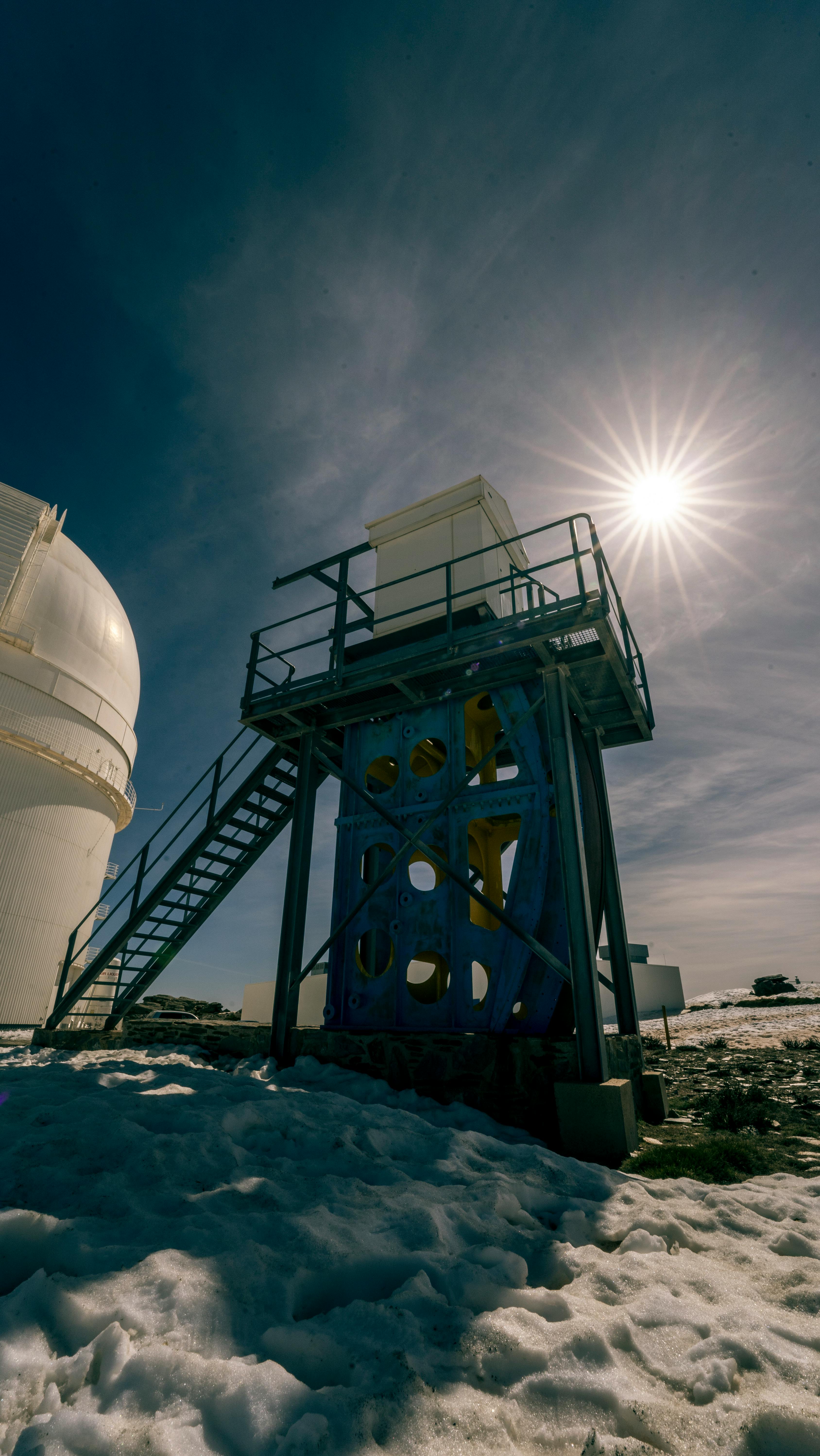 Observation Tower by an Astronomical Observatory · Free Stock Photo