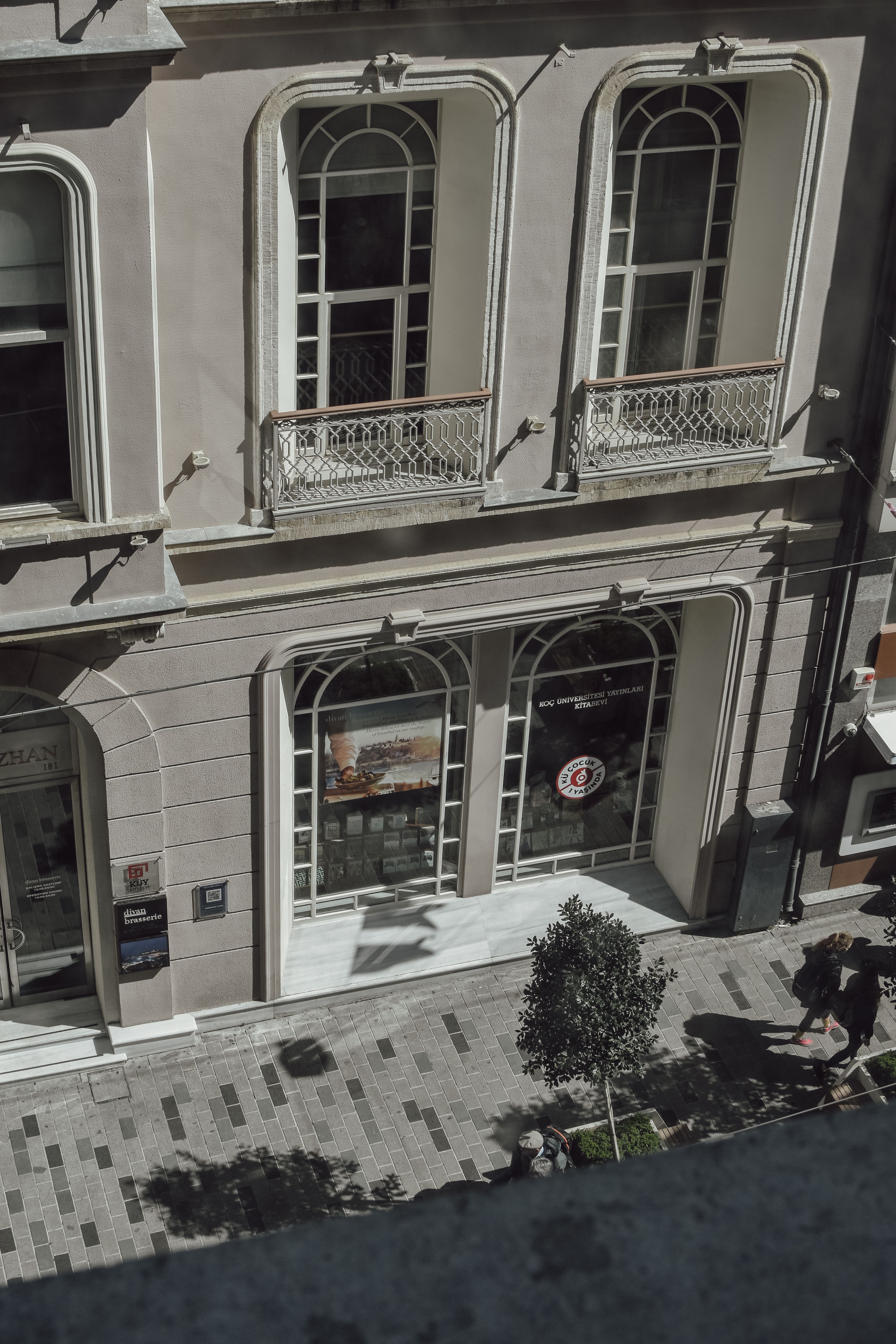 Building in Town · Free Stock Photo