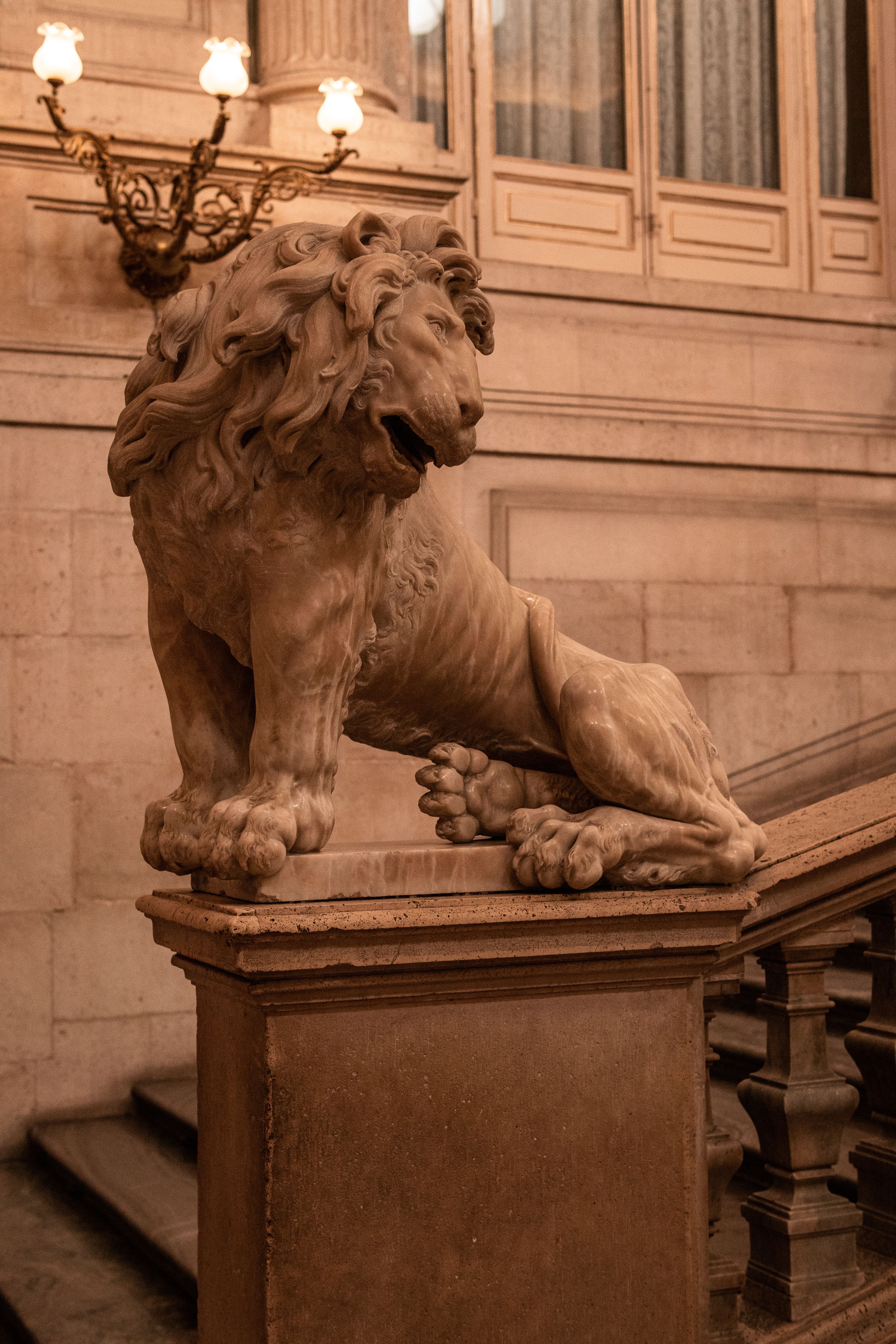 Brown Concrete Statue of Lion · Free Stock Photo