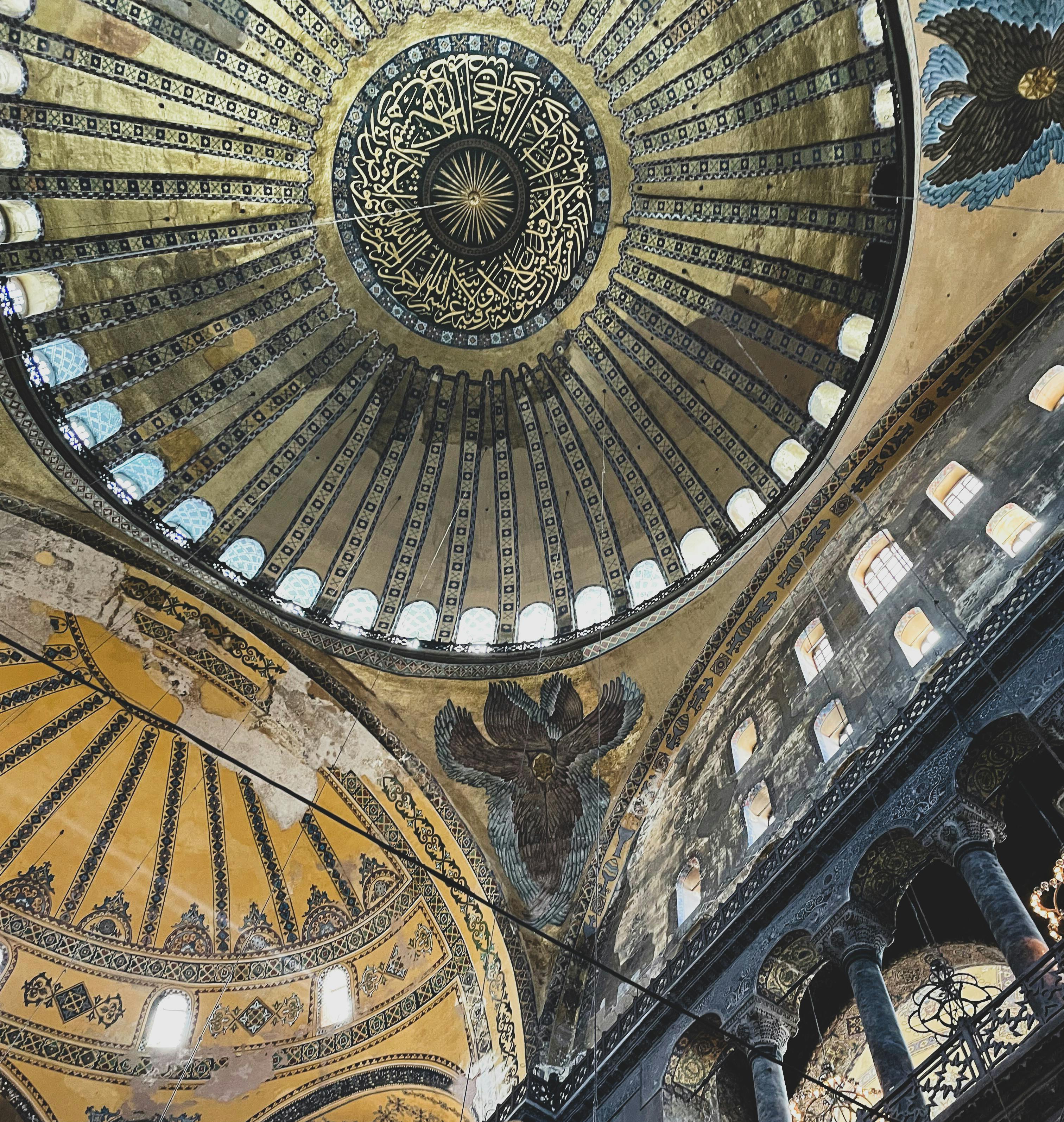 Interior of Mosque in Black and White · Free Stock Photo