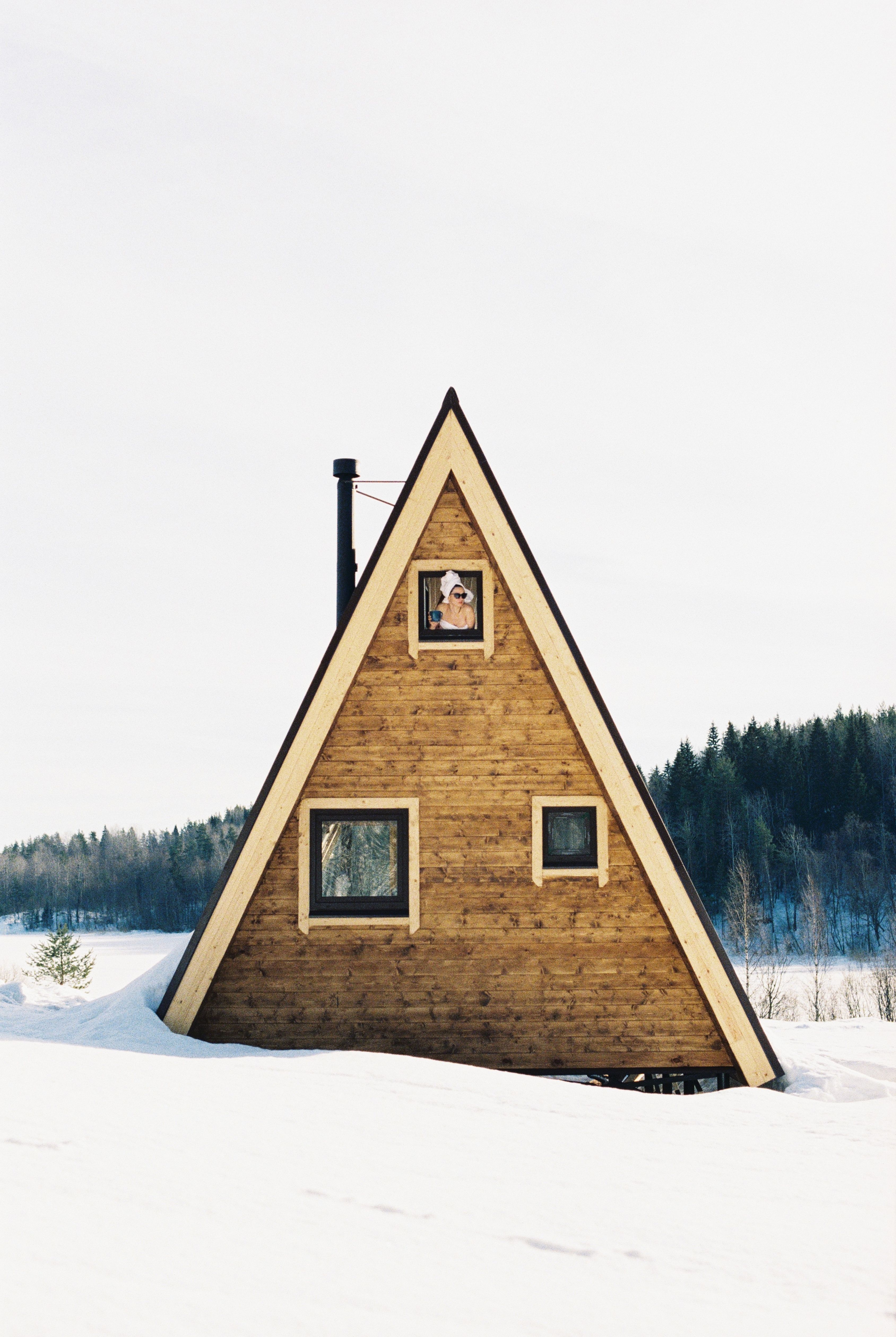 Triangular Vacation House in the Snow · Free Stock Photo