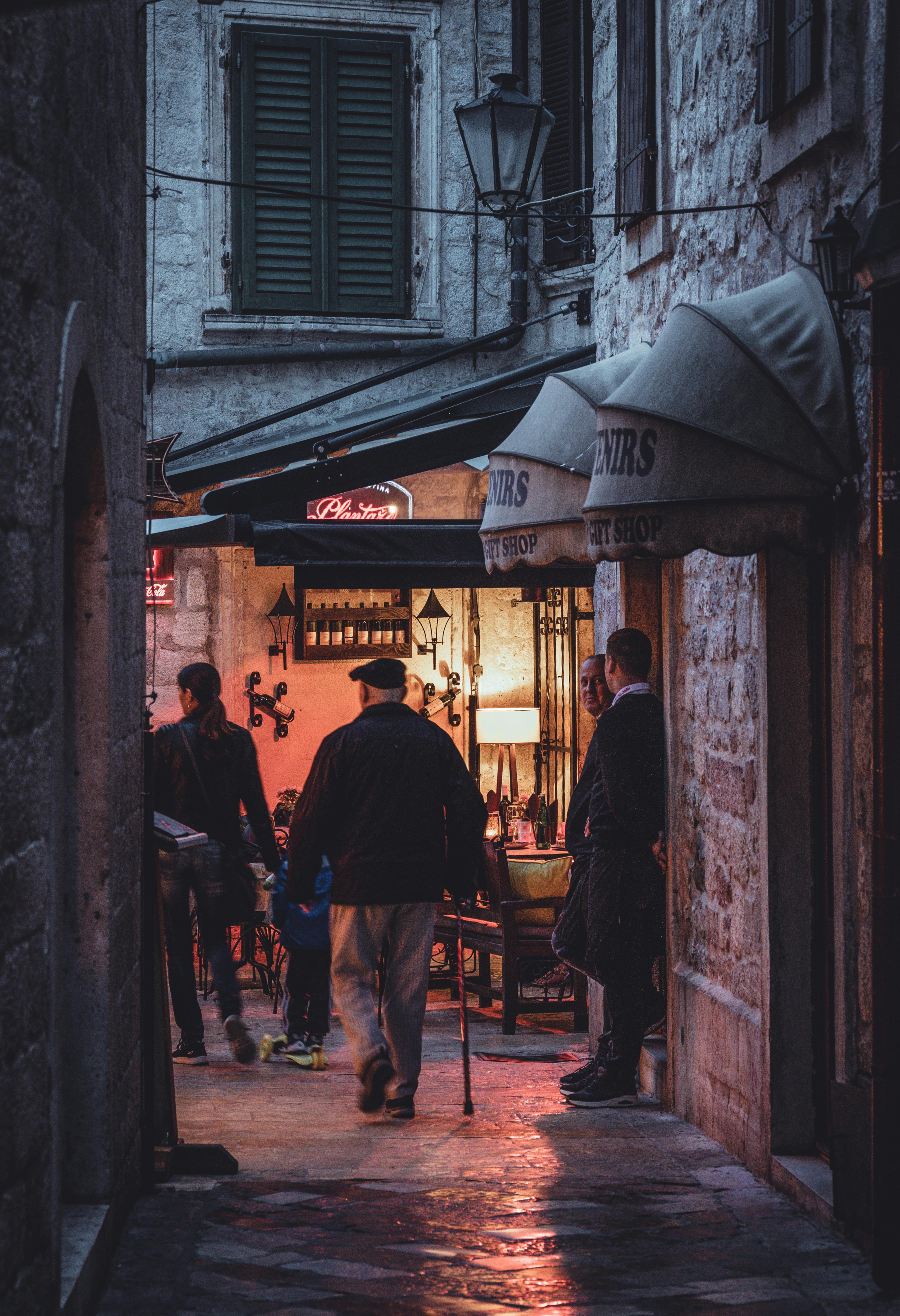 People in an Alley · Free Stock Photo