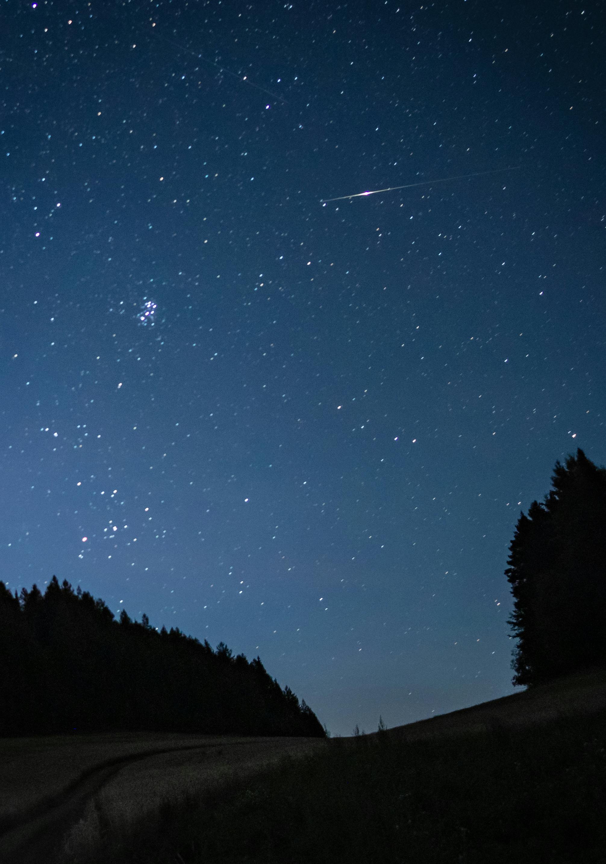 Comet on Night Sky · Free Stock Photo