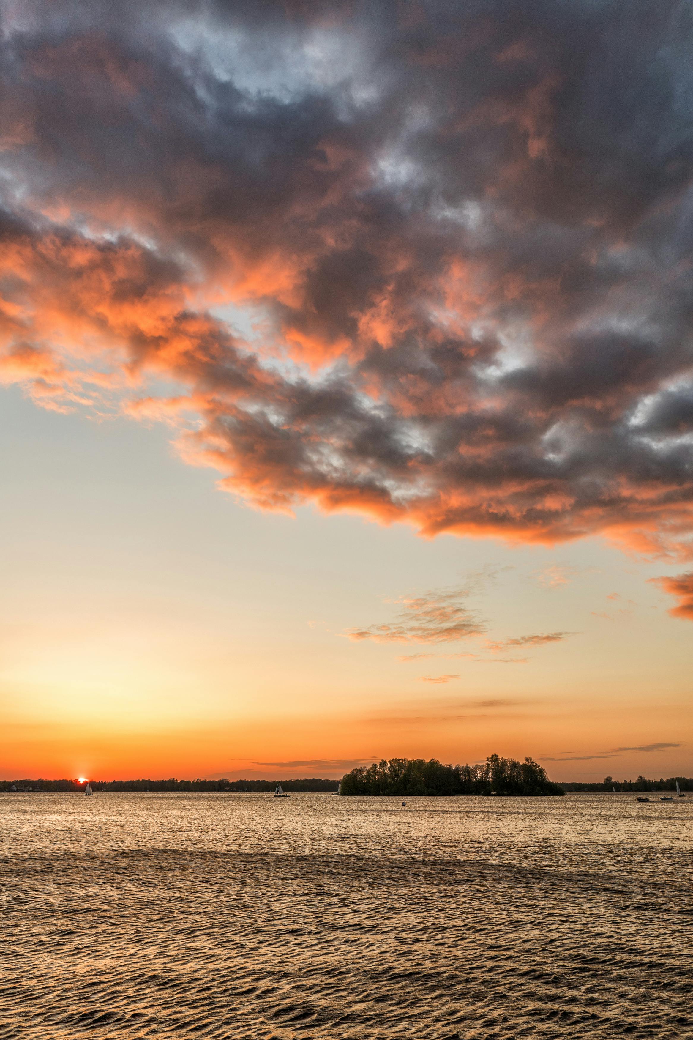 Ocean View During Sunset · Free Stock Photo