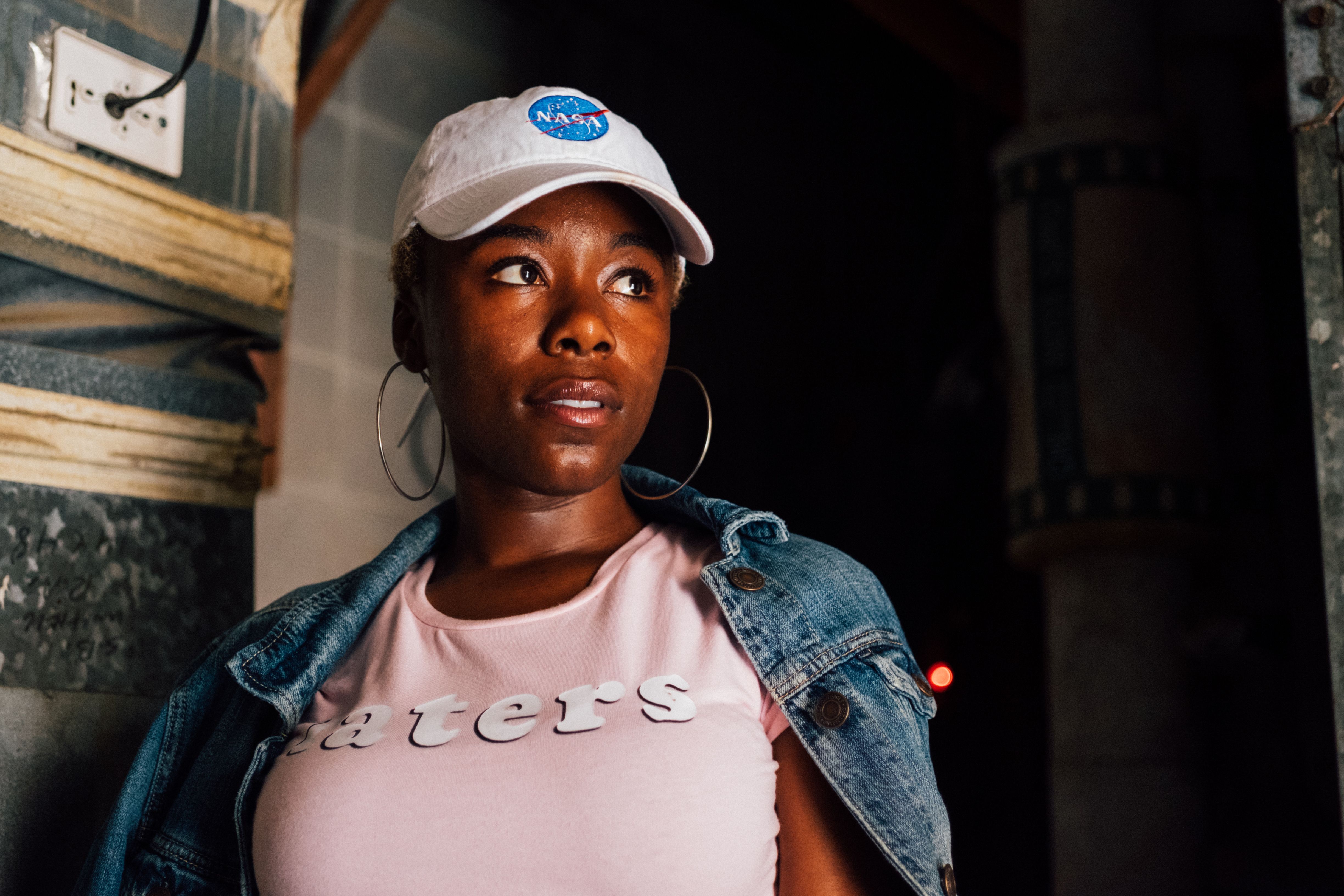 Mujer Con Gorra Blanca Y Camisa Rosa Con Cuello Circular · Foto de ...