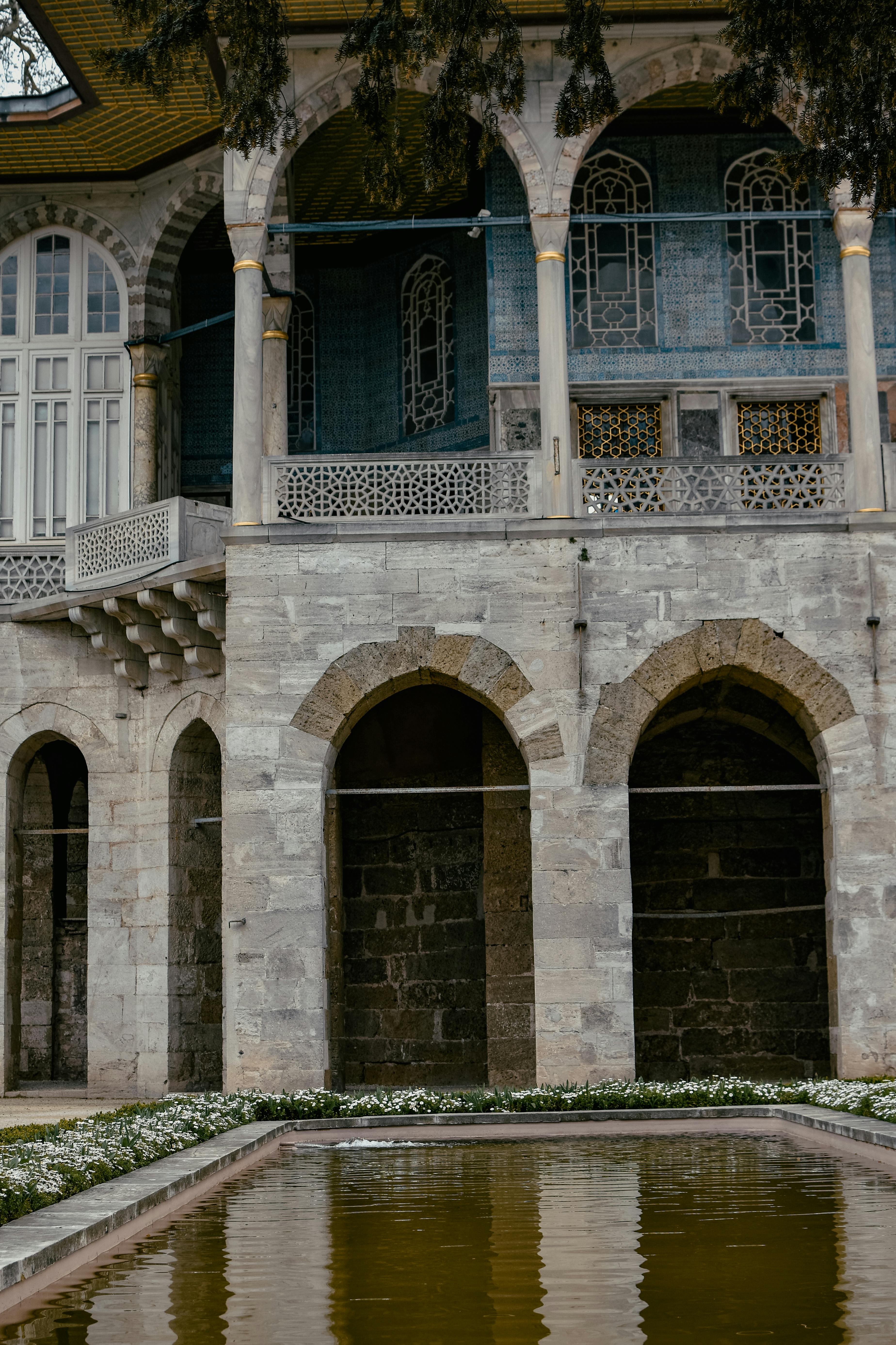 Pond in Mansion · Free Stock Photo