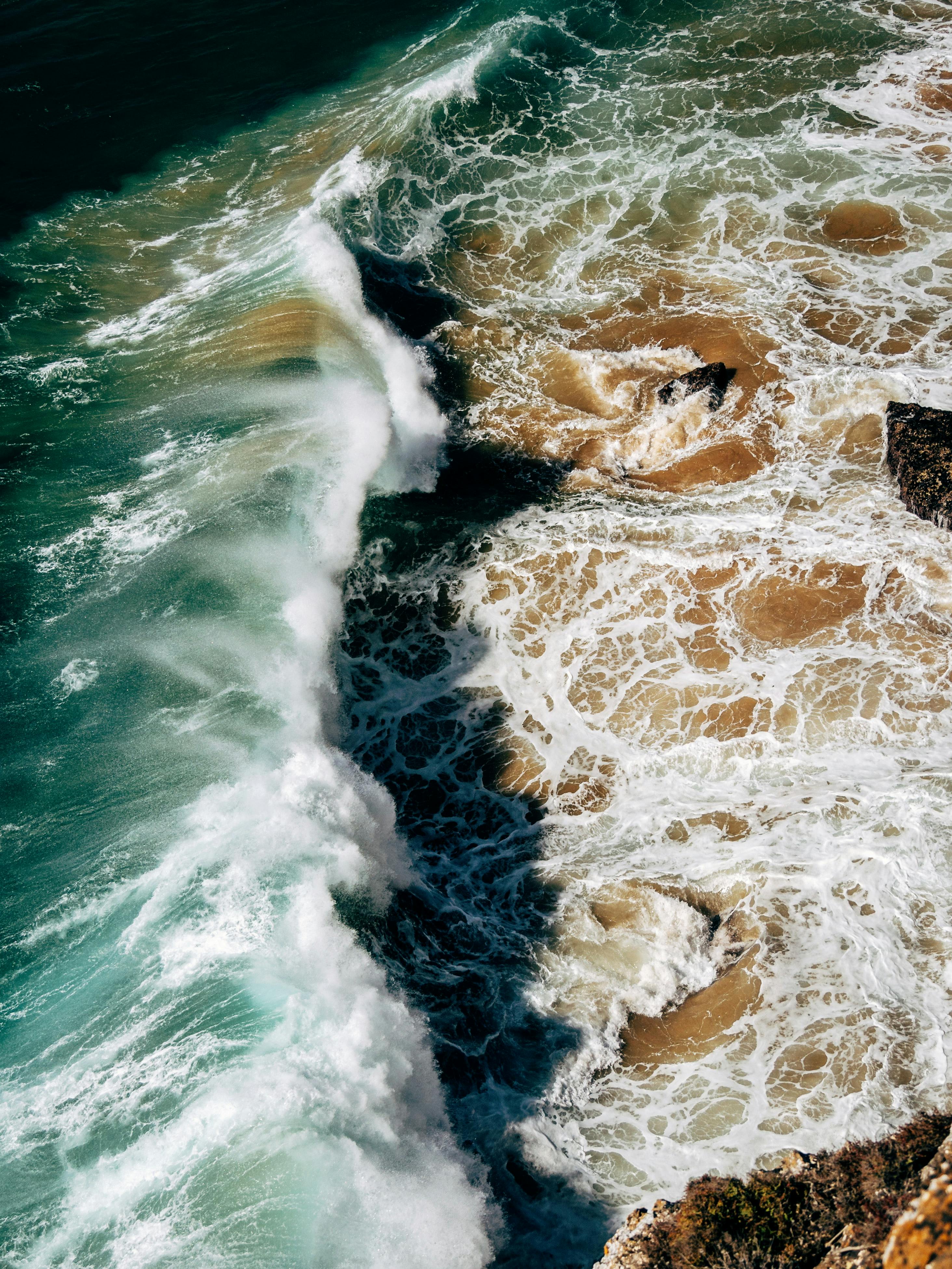 Ocean Waves Crashing on the Shore · Free Stock Photo