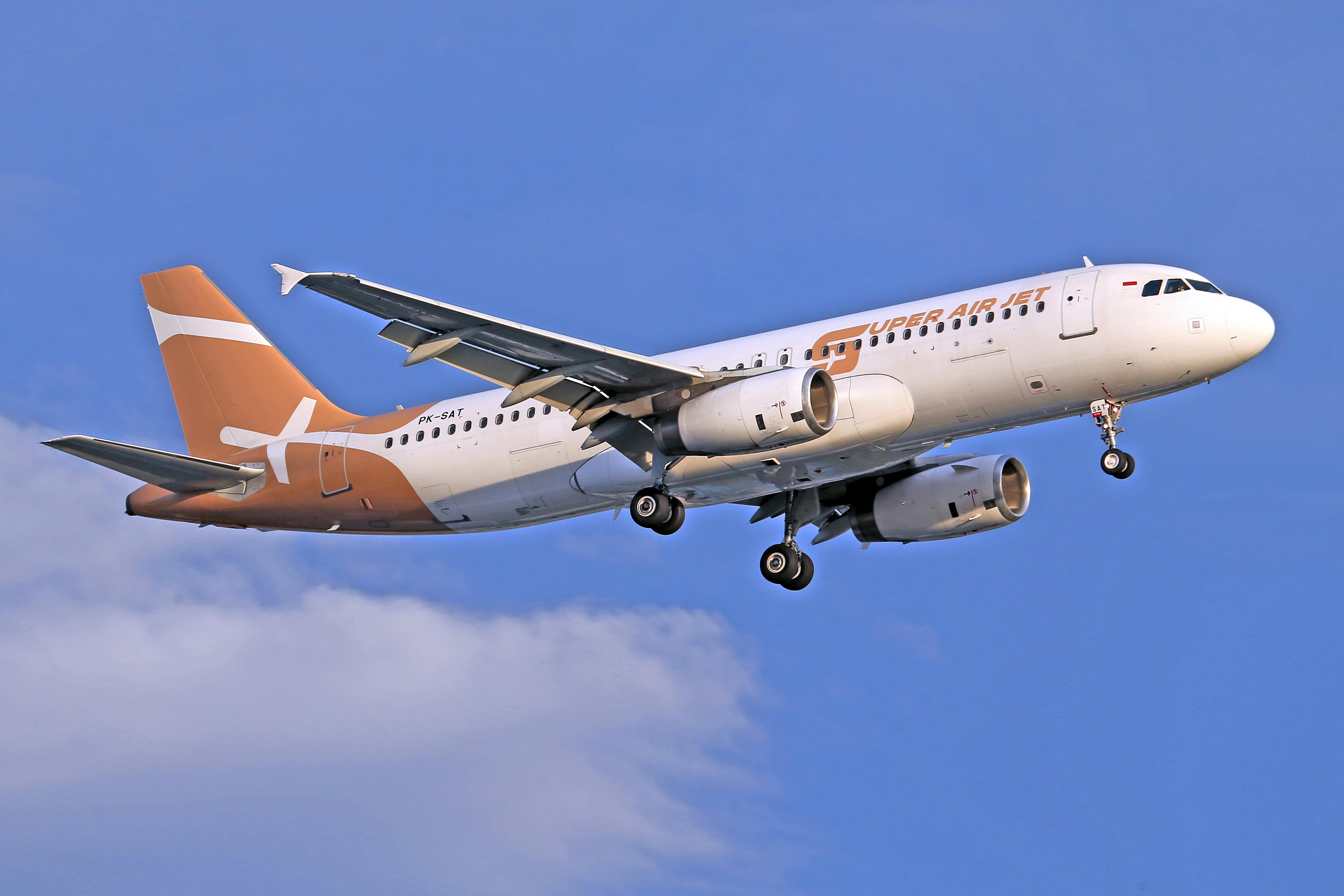 Airplane Flying in the Sky · Free Stock Photo