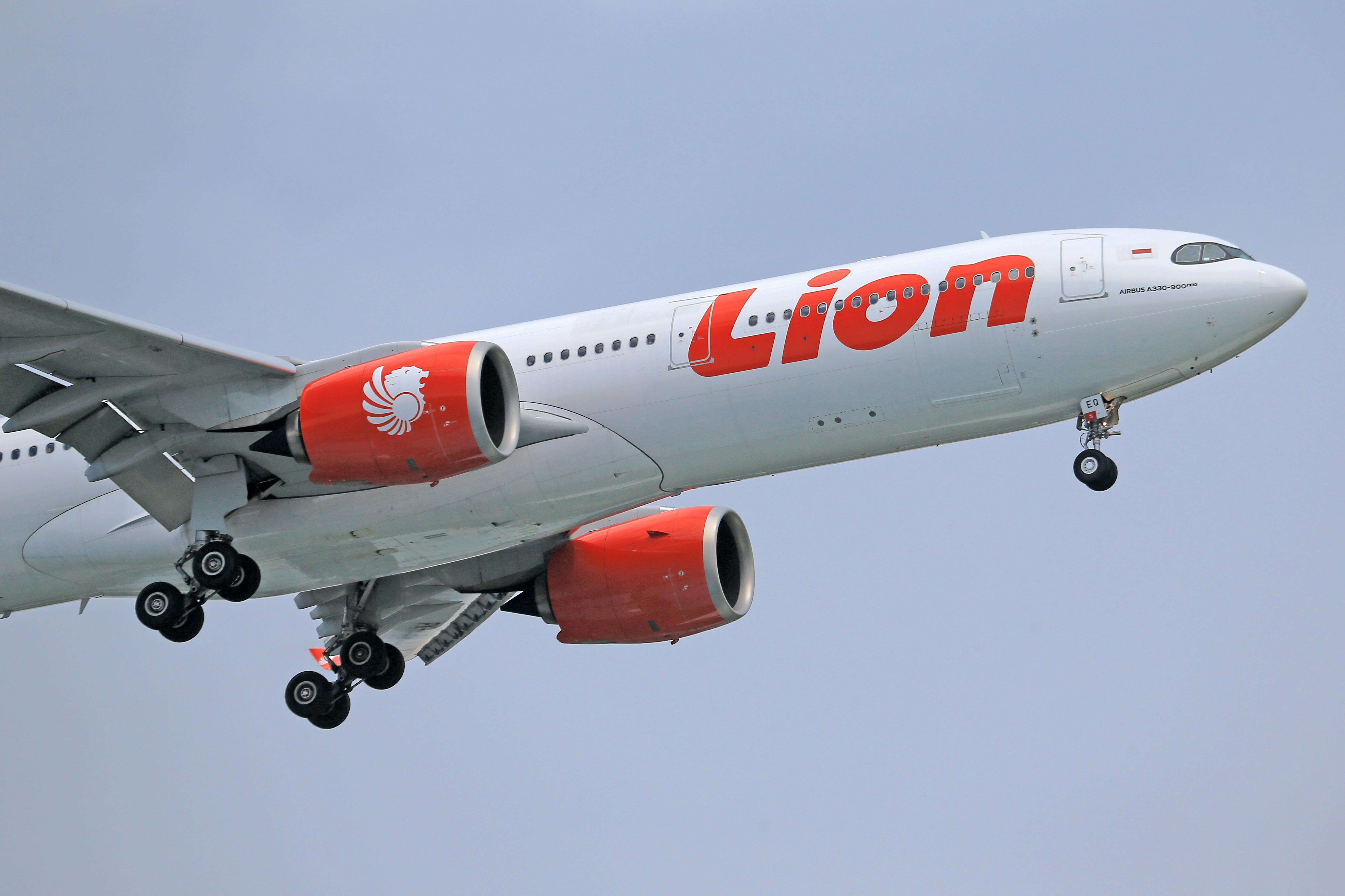 White and Red Passenger Plane Flying in the Sky · Free Stock Photo