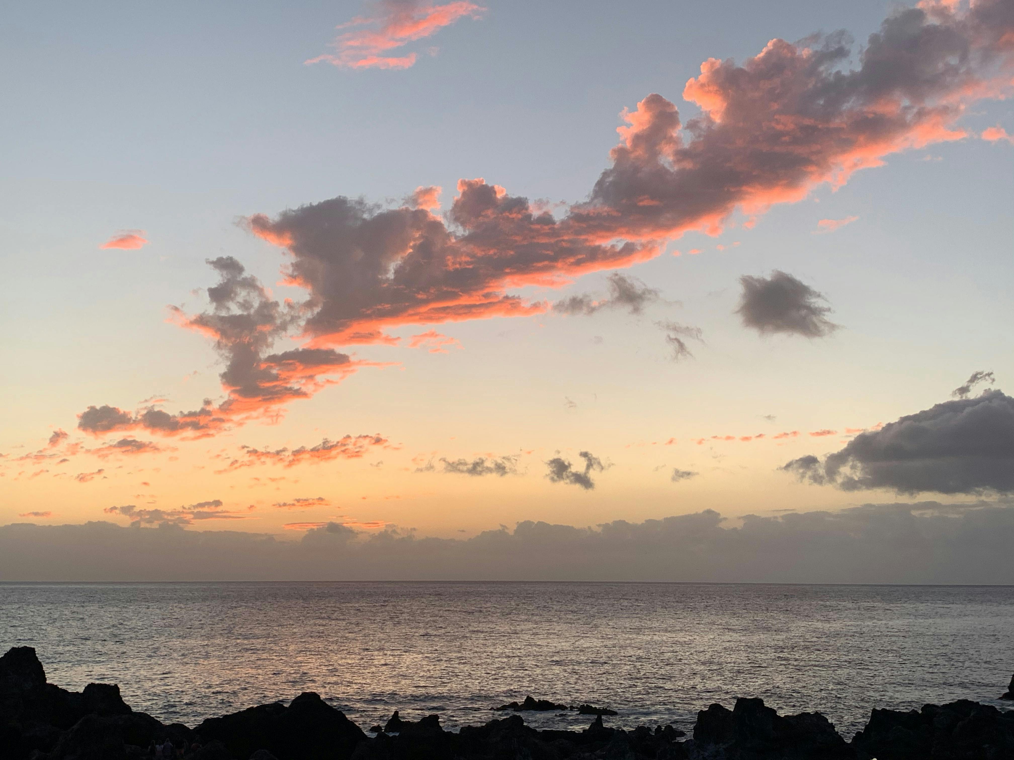 A View of the Sea During Sunset · Free Stock Photo